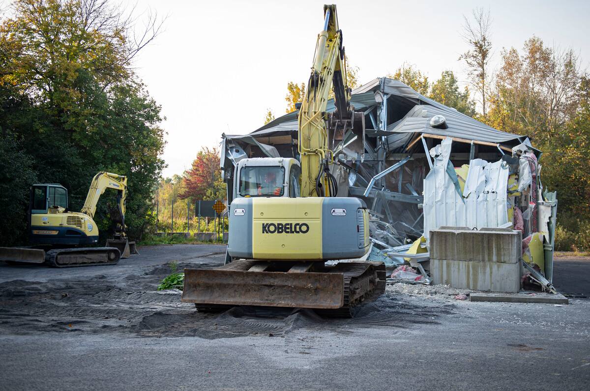 [PHOTOS] Le dernier bâtiment de la GRC au chemin Roxham détruit | JDQ
