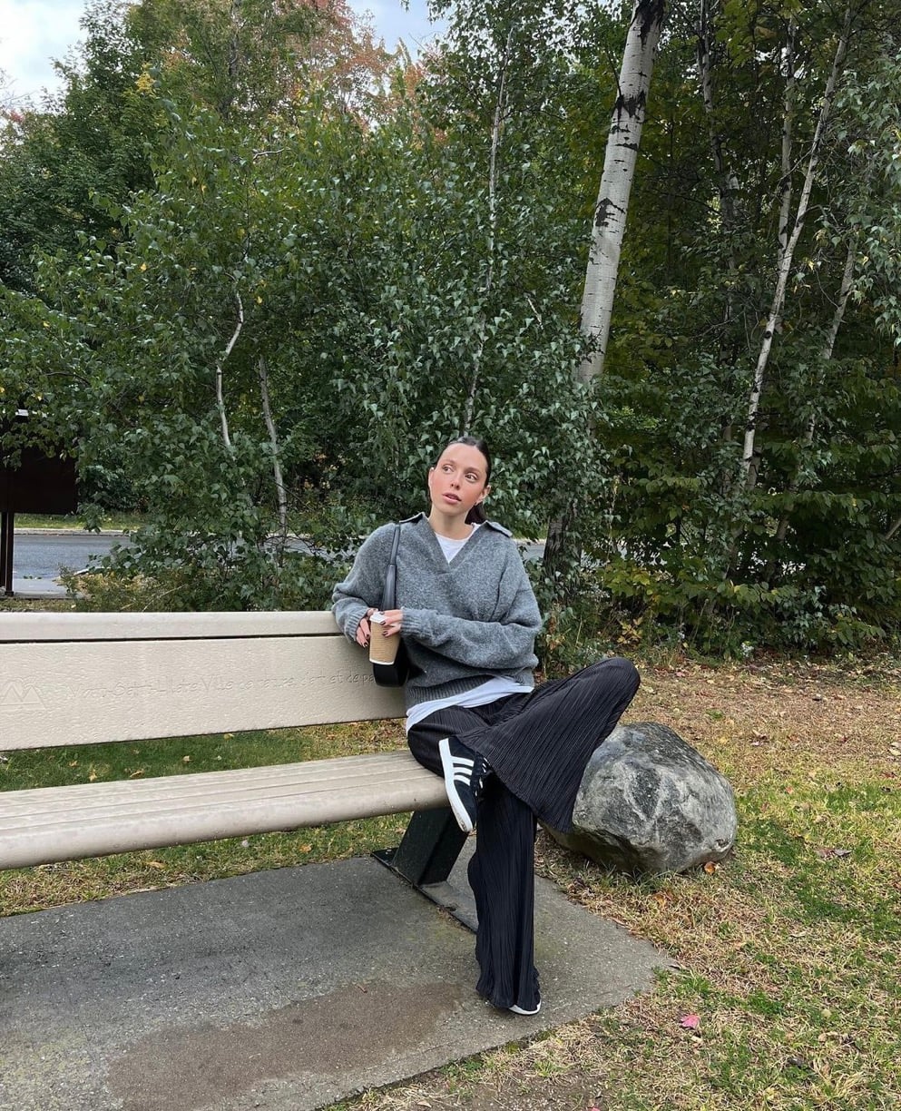 L’influenceuse Izzi Poopi couvre sa poitrine d’une plume... et rien d ...