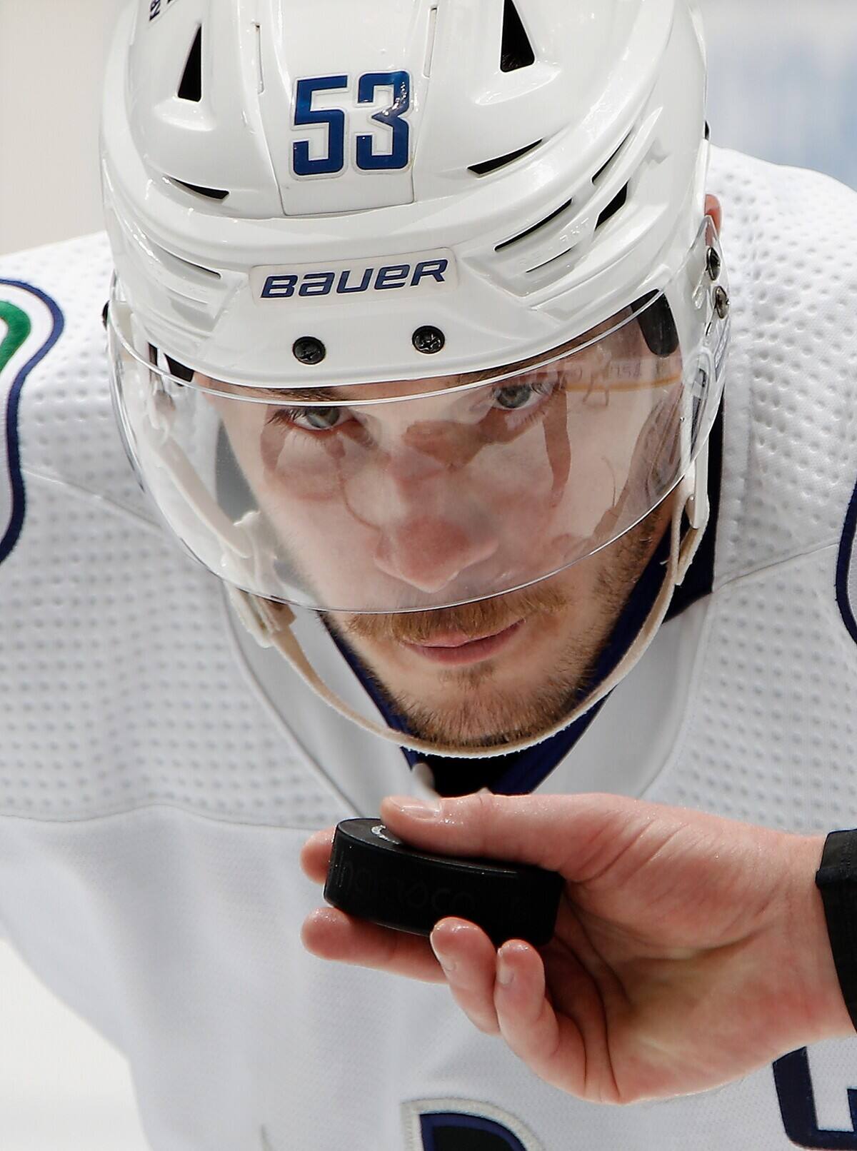 Bo Horvat en a plein son casque - TVA Sports