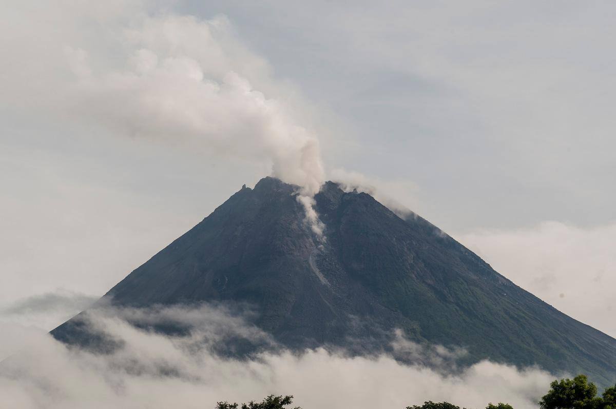 Indonésie: le volcan Merapi entre en éruption | TVA Nouvelles
