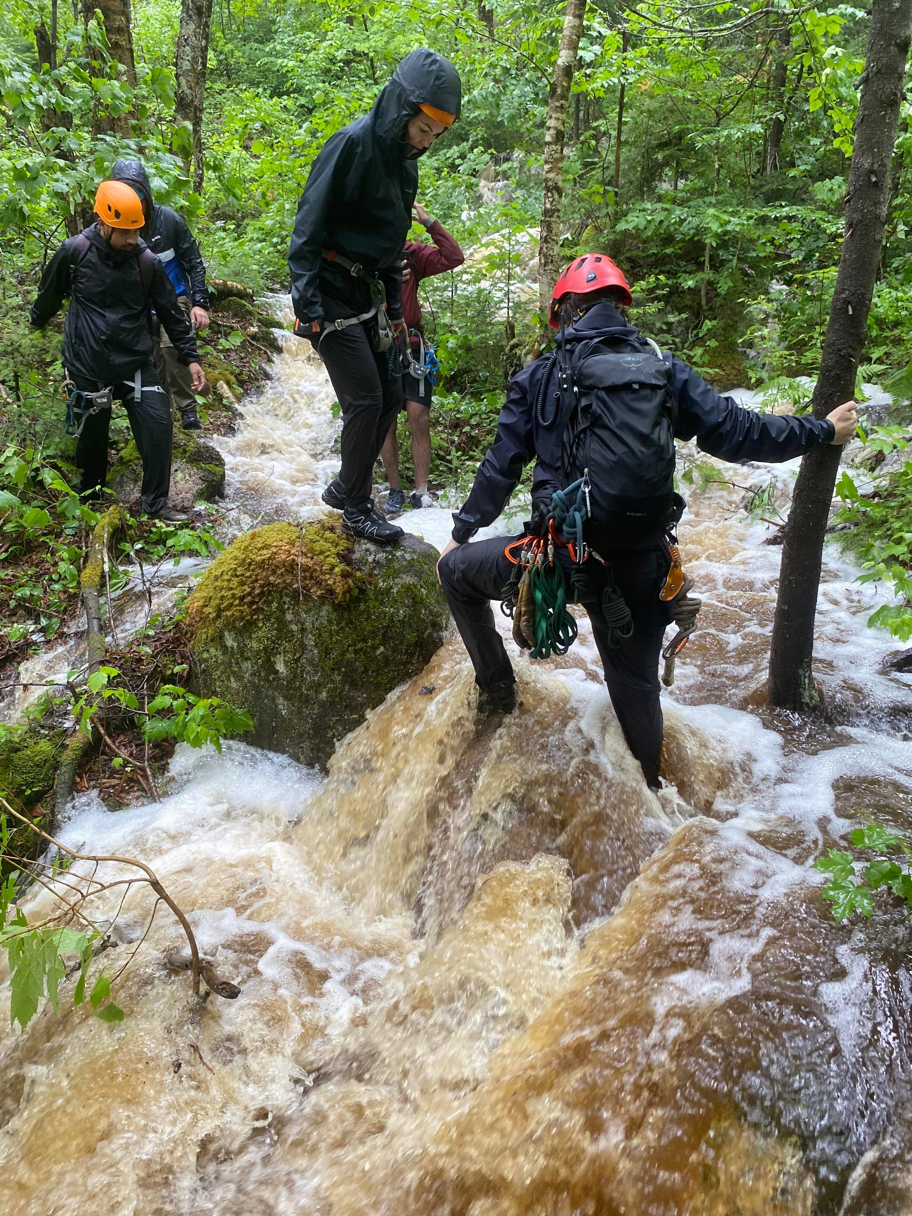 [EN IMAGES] Parc du Fjord-du-Saguenay: coincés sous les torrents d’eau ...