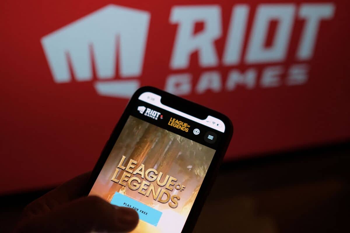 Discrimination sexuelle: Riot Games va verser 100 millions $ aux ...