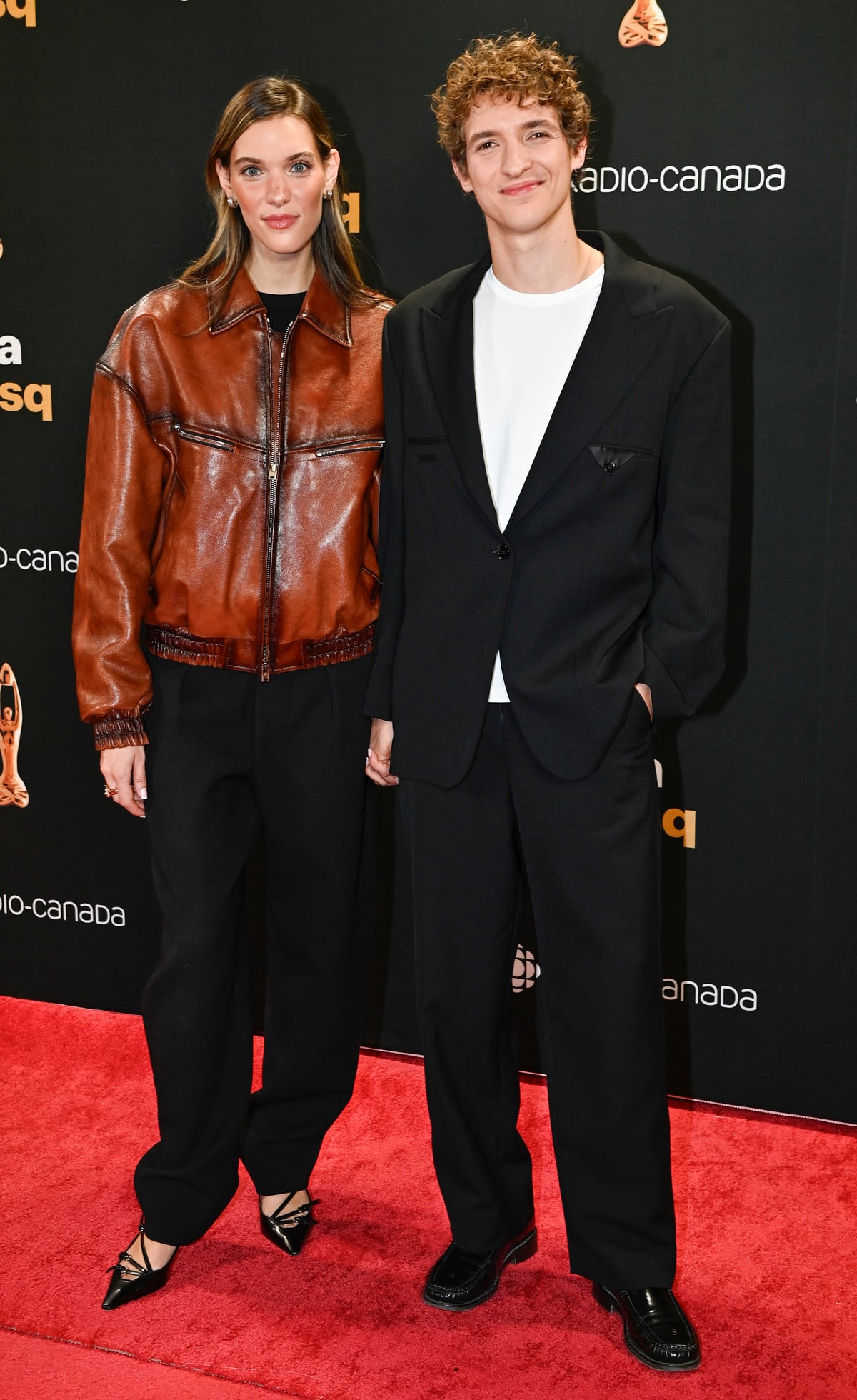 Aliocha Schneider et Charlotte Cardin émeuvent la France aux Victoires ...