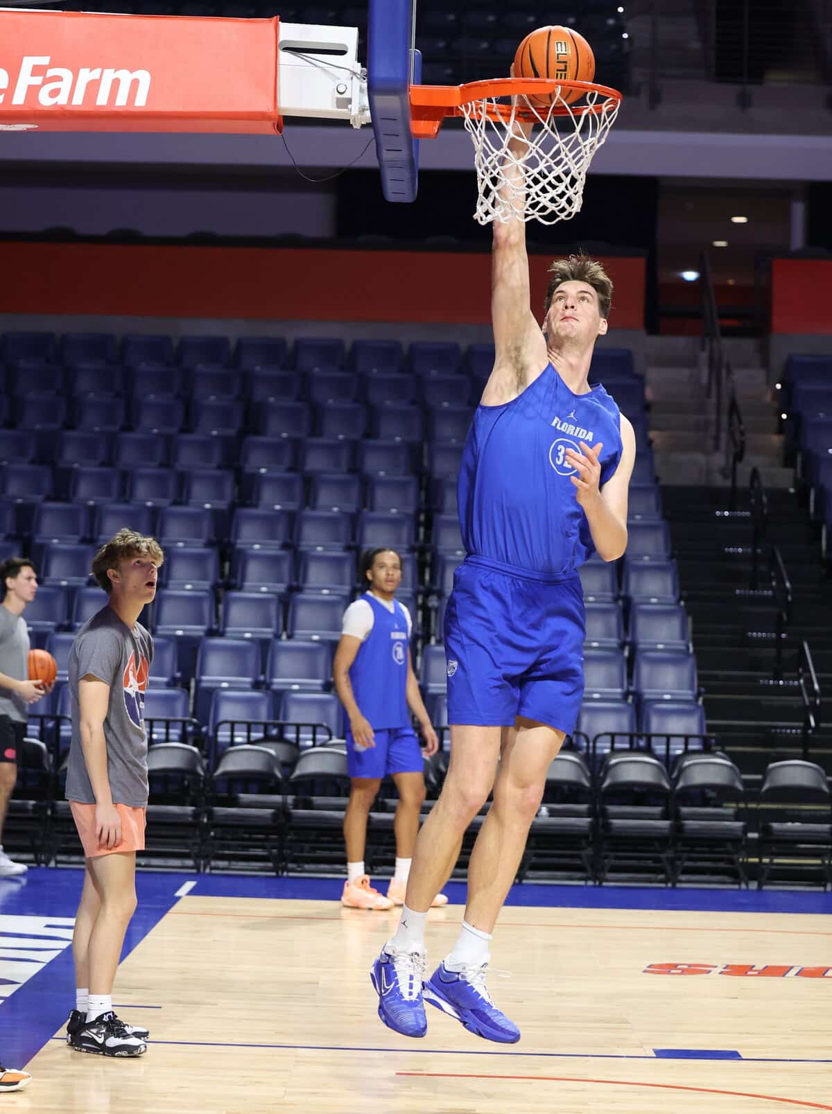 À la rencontre du géant québécois du basketball: à 7 pieds 9 pouces, Olivier Rioux fait tourner ...