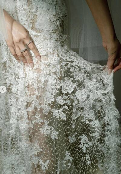 Selena Gomez dévoile ses trois robes de mariage sur Instagram | 24 heures