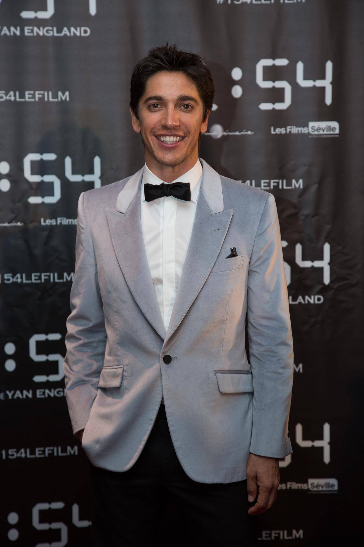 «Les bracelets rouges»: des jeunes solidaires devant la maladie | TVA ...