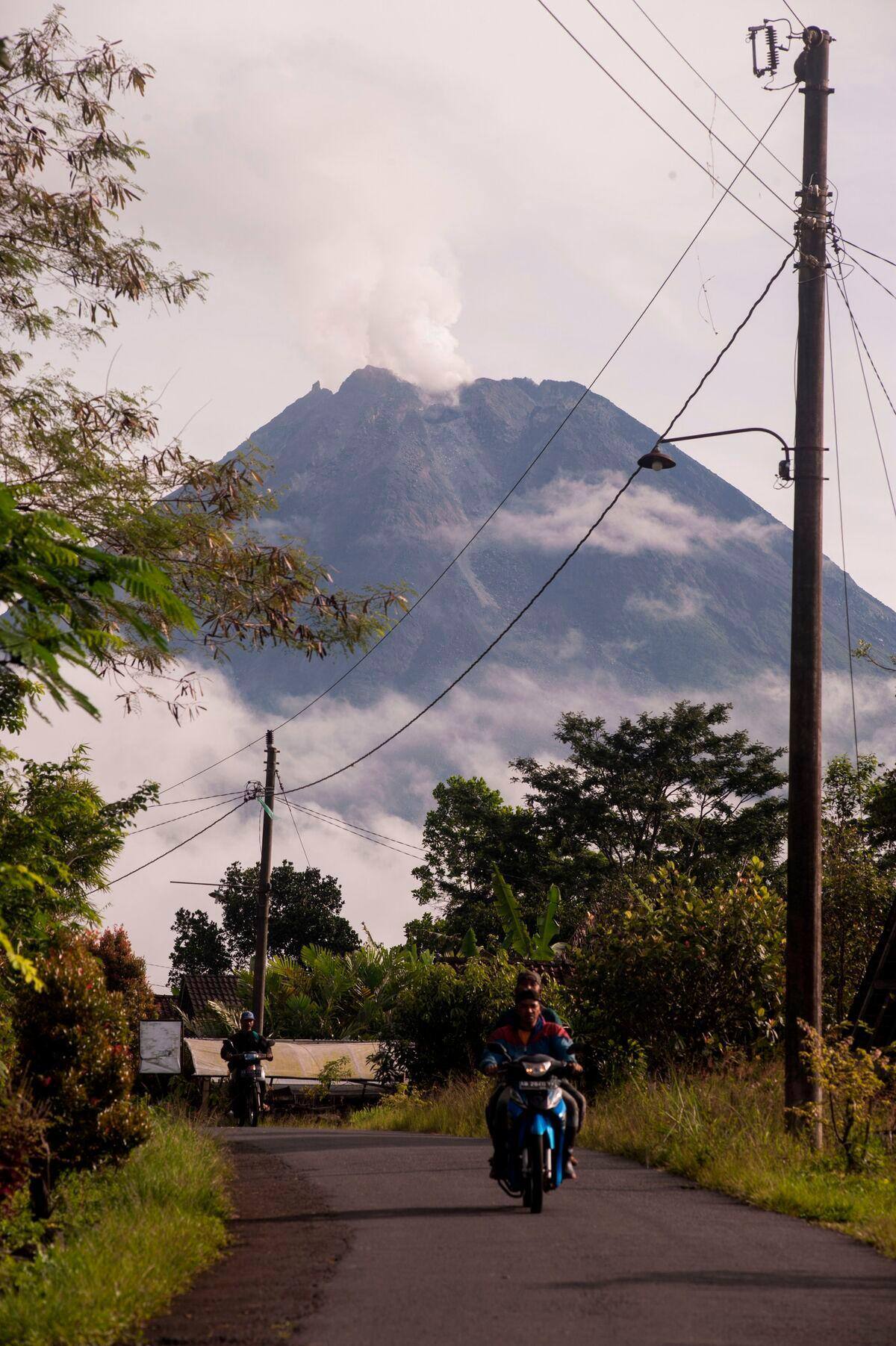 Indonésie: le volcan Merapi entre en éruption | TVA Nouvelles
