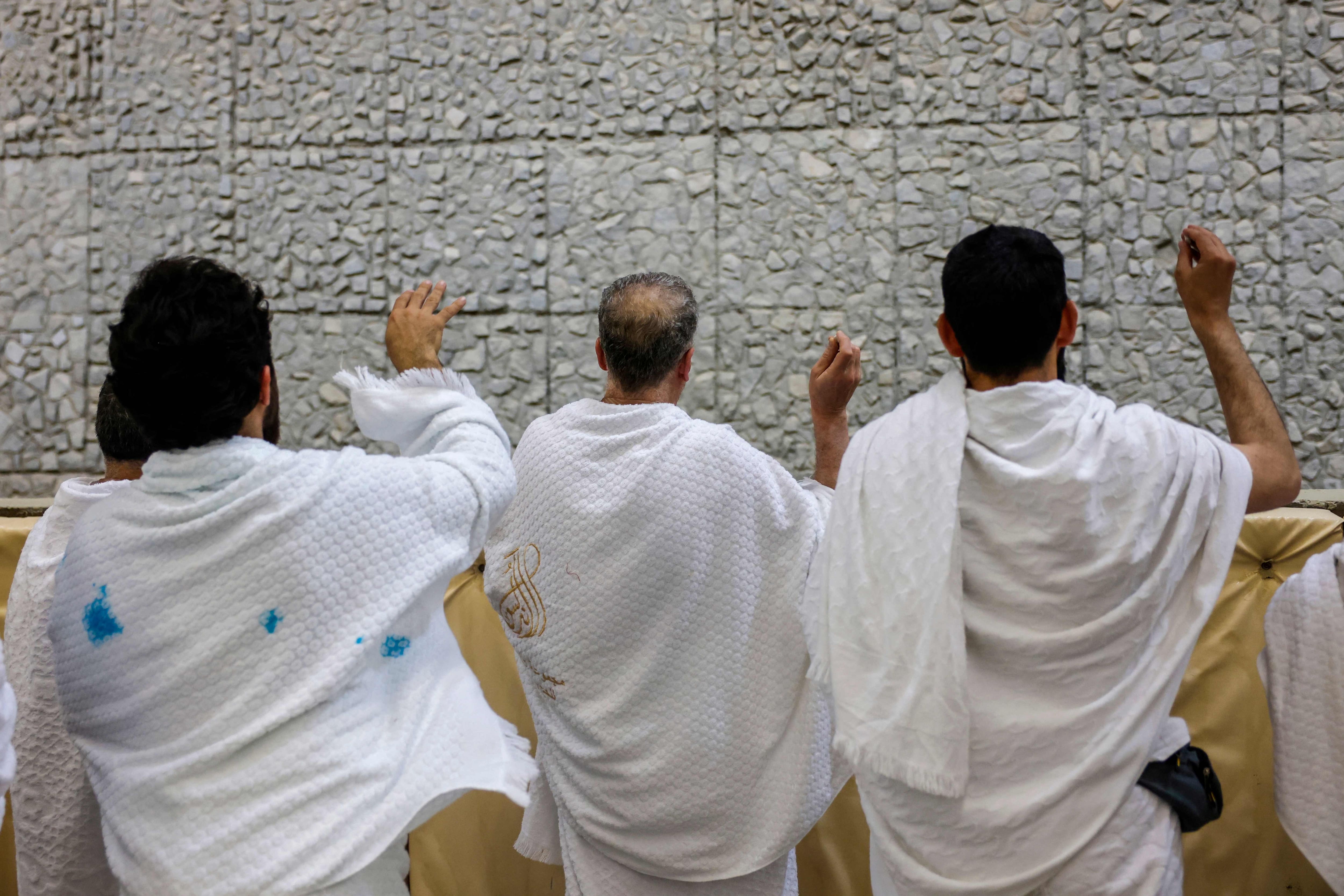 Les pèlerins lapident Satan près de La Mecque, au premier jour de l'Aïd ...