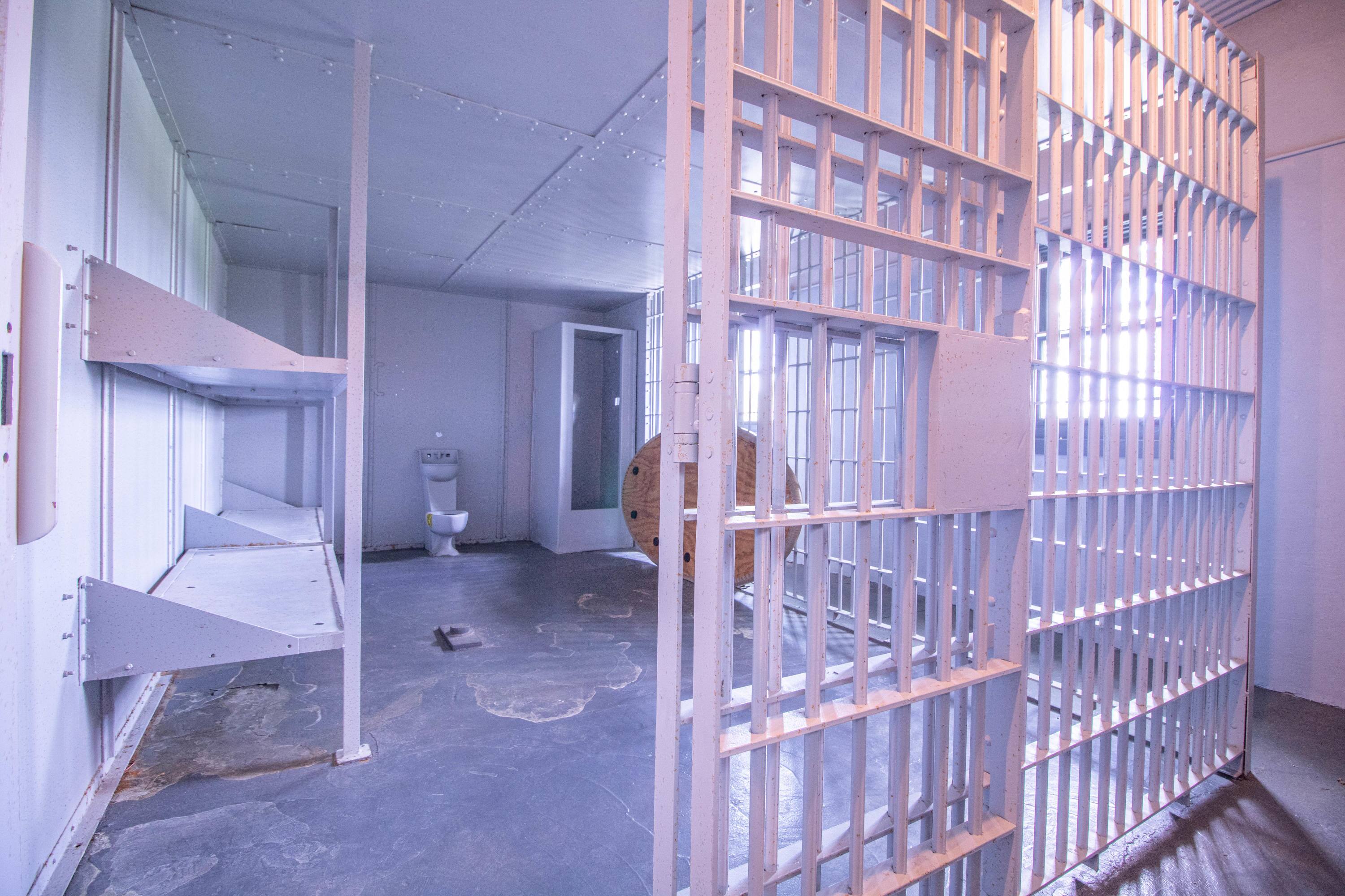 Cette charmante maison cache 9 cellules de prison au sous-sol | Le Sac ...