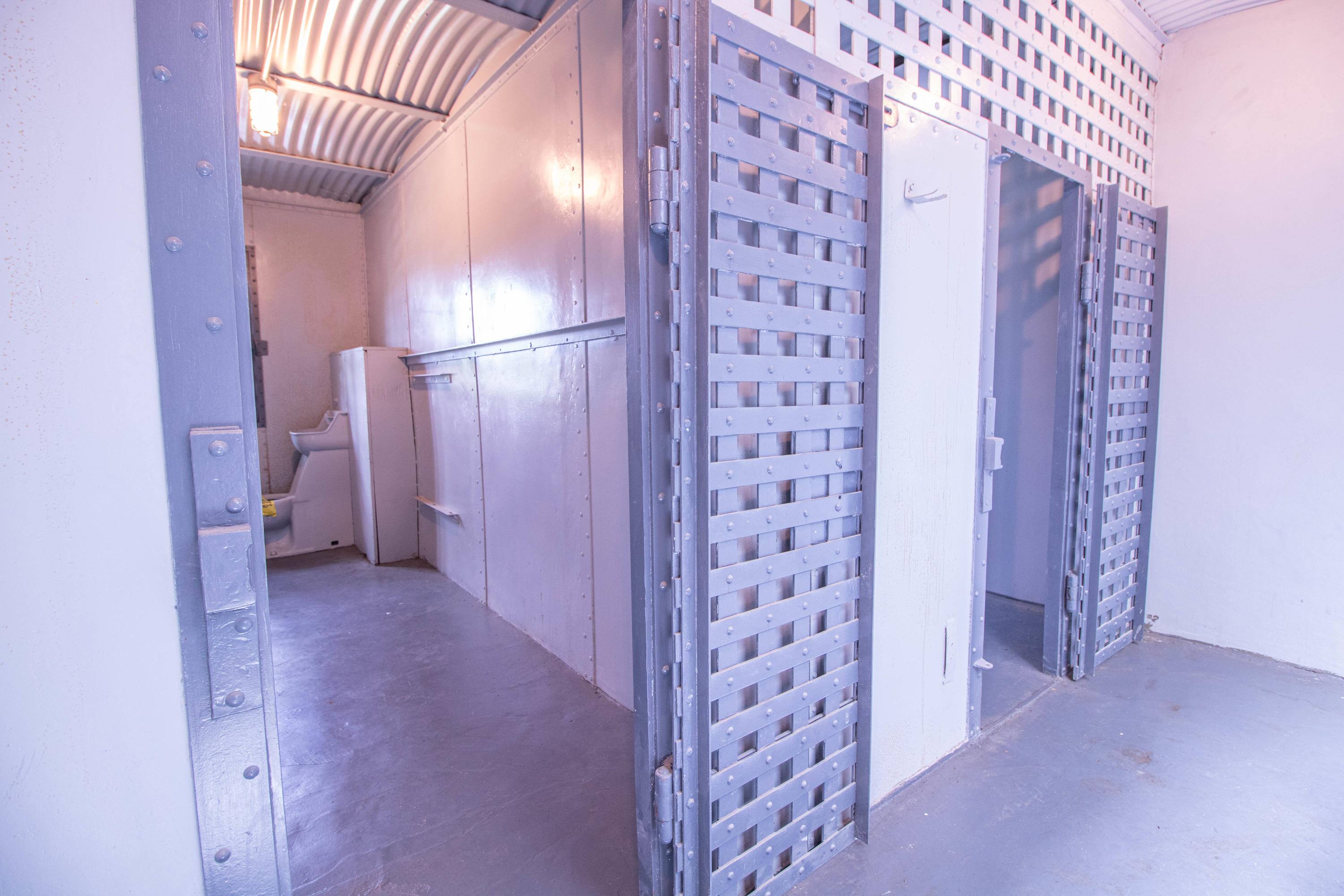 Cette charmante maison cache 9 cellules de prison au sous-sol | Le Sac ...