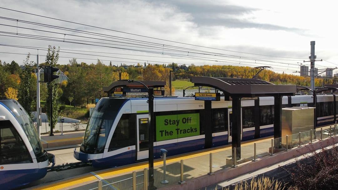 Contrairement à Québec, Edmonton a un nouveau tramway et tout le monde ...
