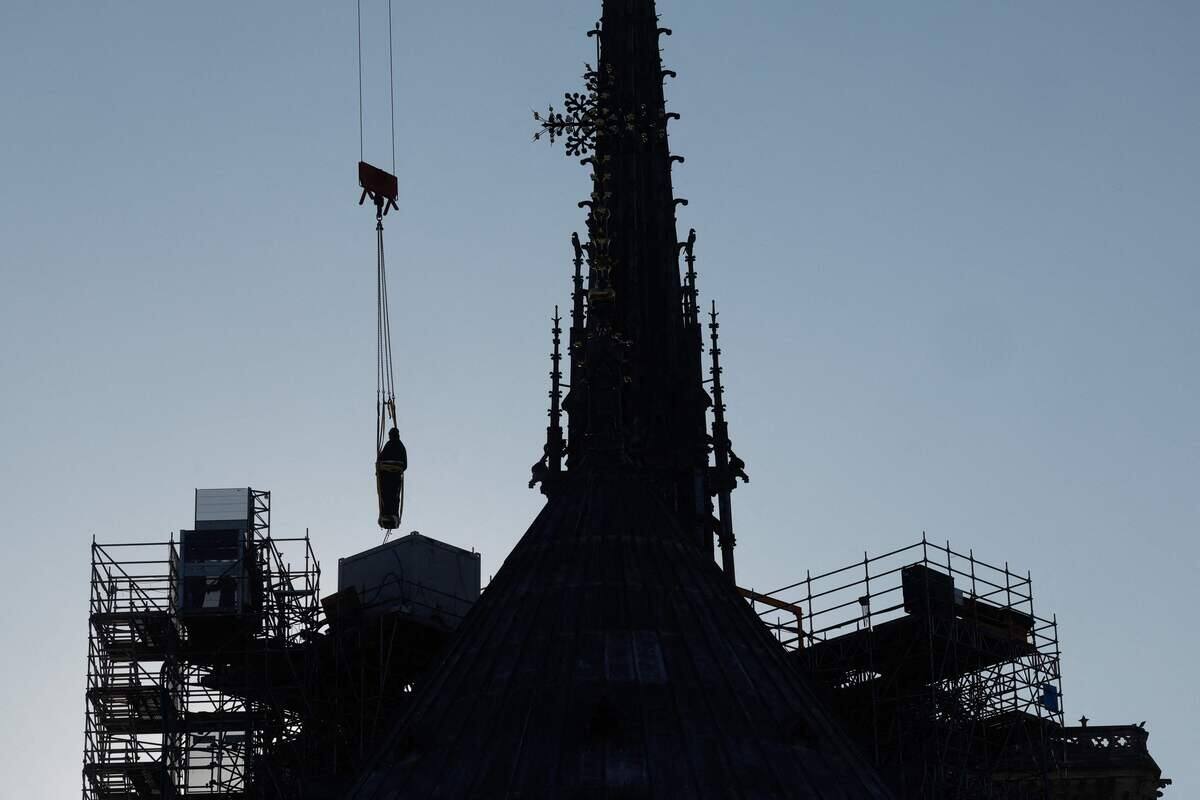 Réinstallation d’une première statue de la flèche de Notre-Dame | TVA ...