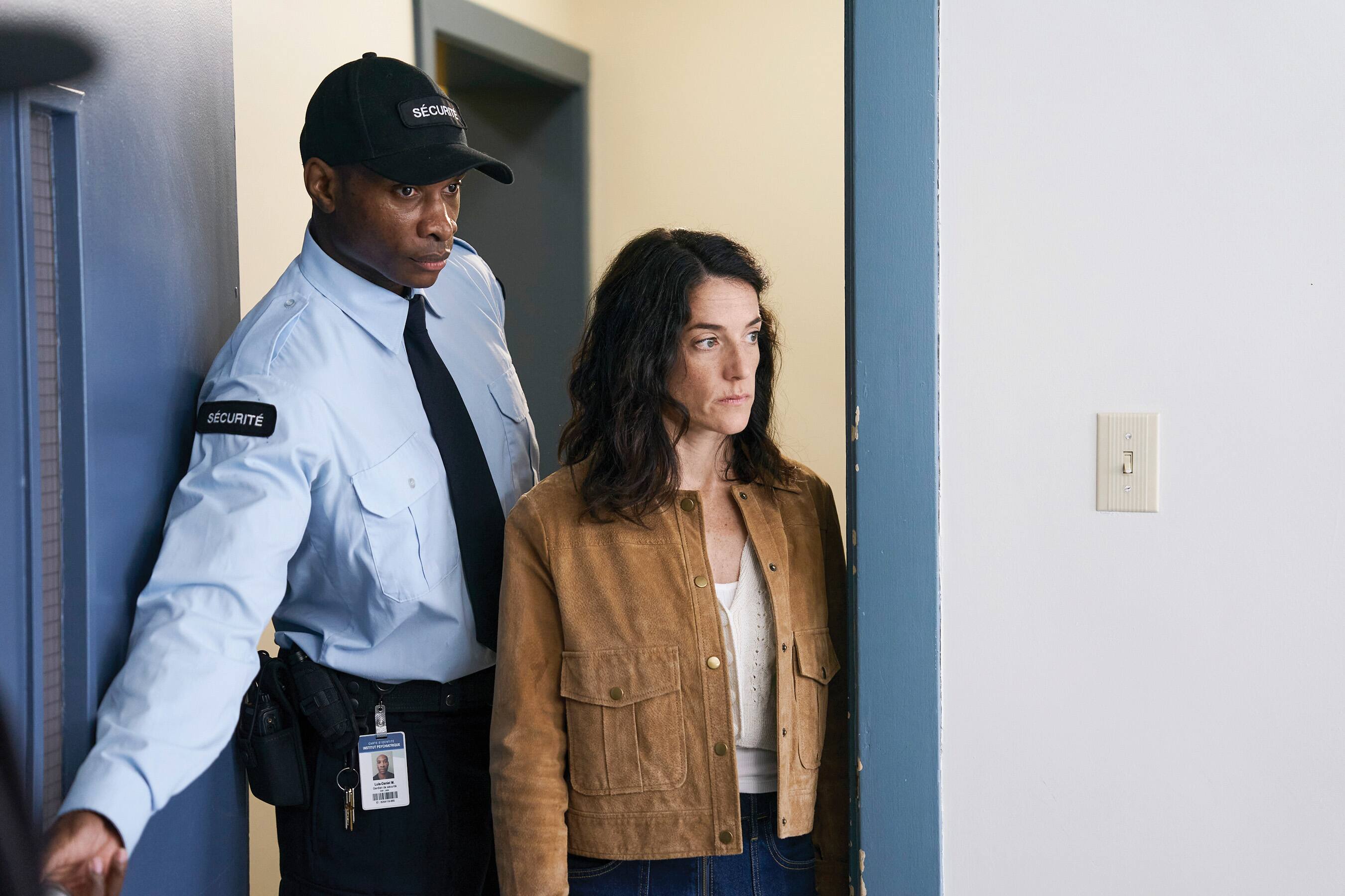 Après la découverte du corps de Dan, les enquêteurs interrogent Marie ...