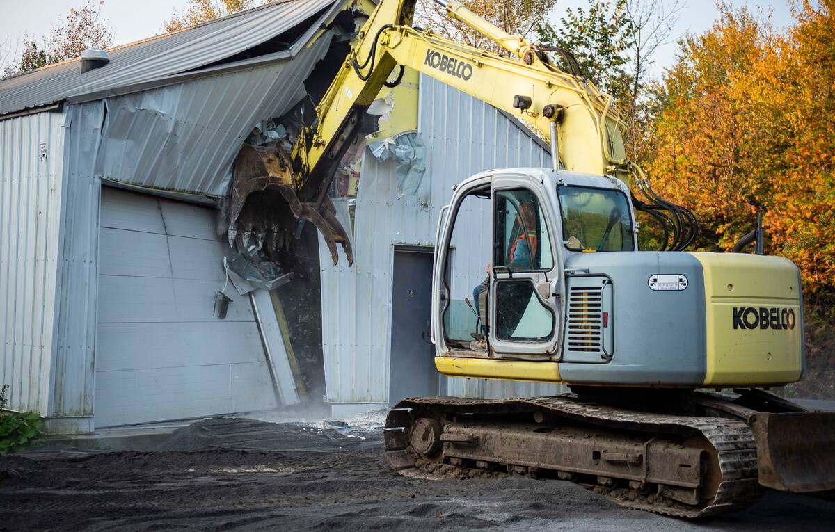 [PHOTOS] Le dernier bâtiment de la GRC au chemin Roxham détruit | TVA ...