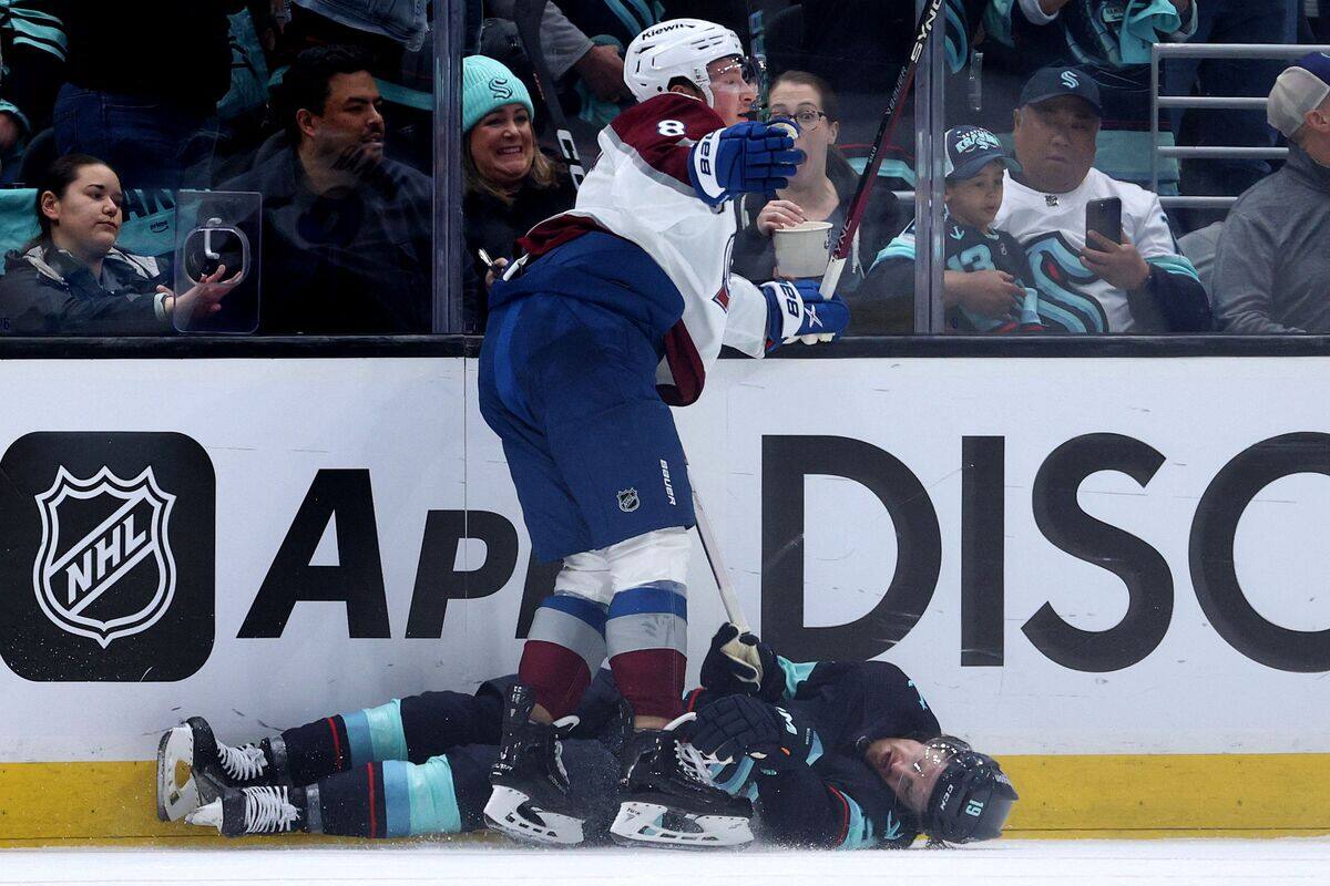 À VOIR: Cale Makar sort Jared McCann - TVA Sports