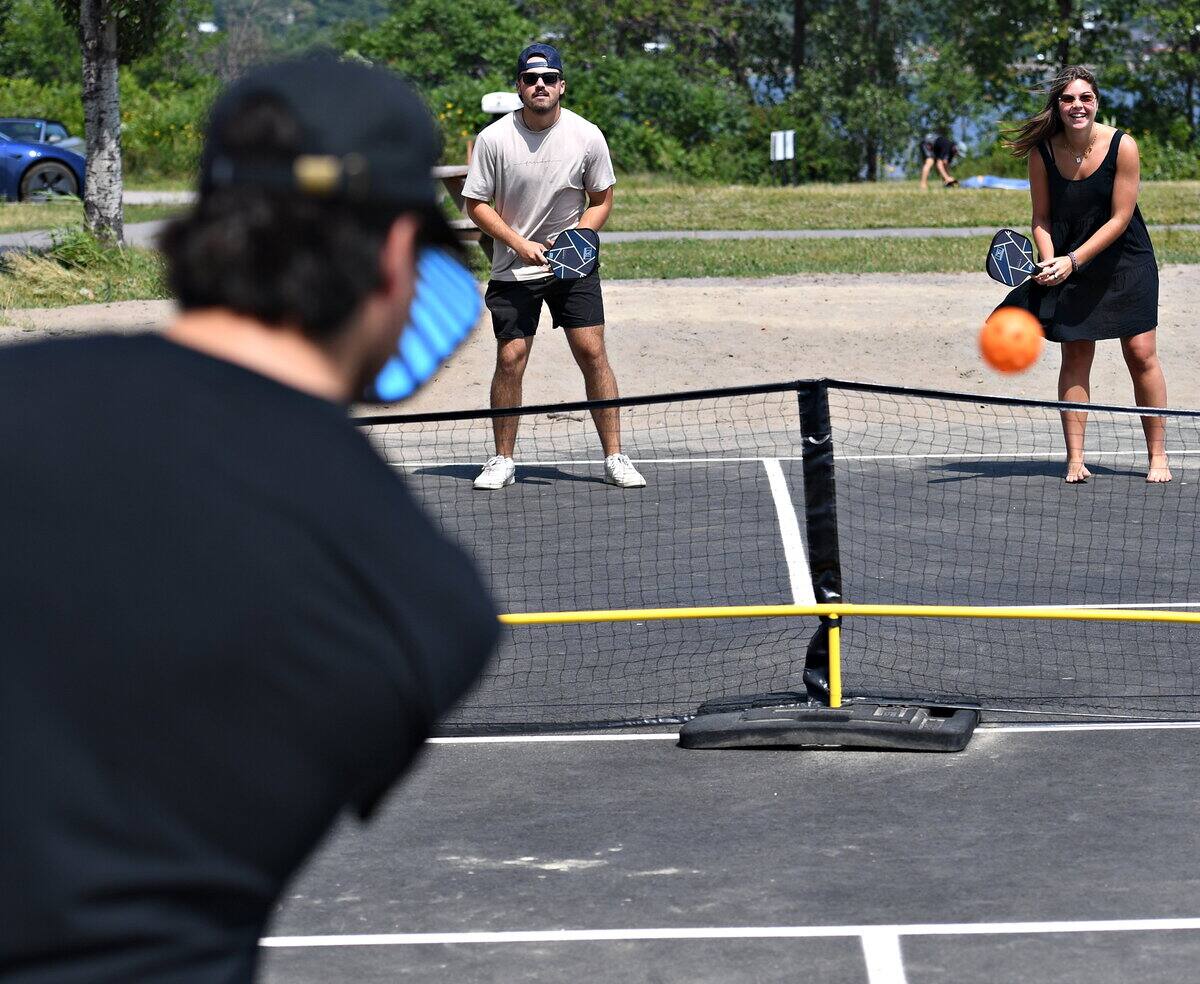 Le pickleball, un sport qui gagne de plus en plus d’adeptes... de tous ...