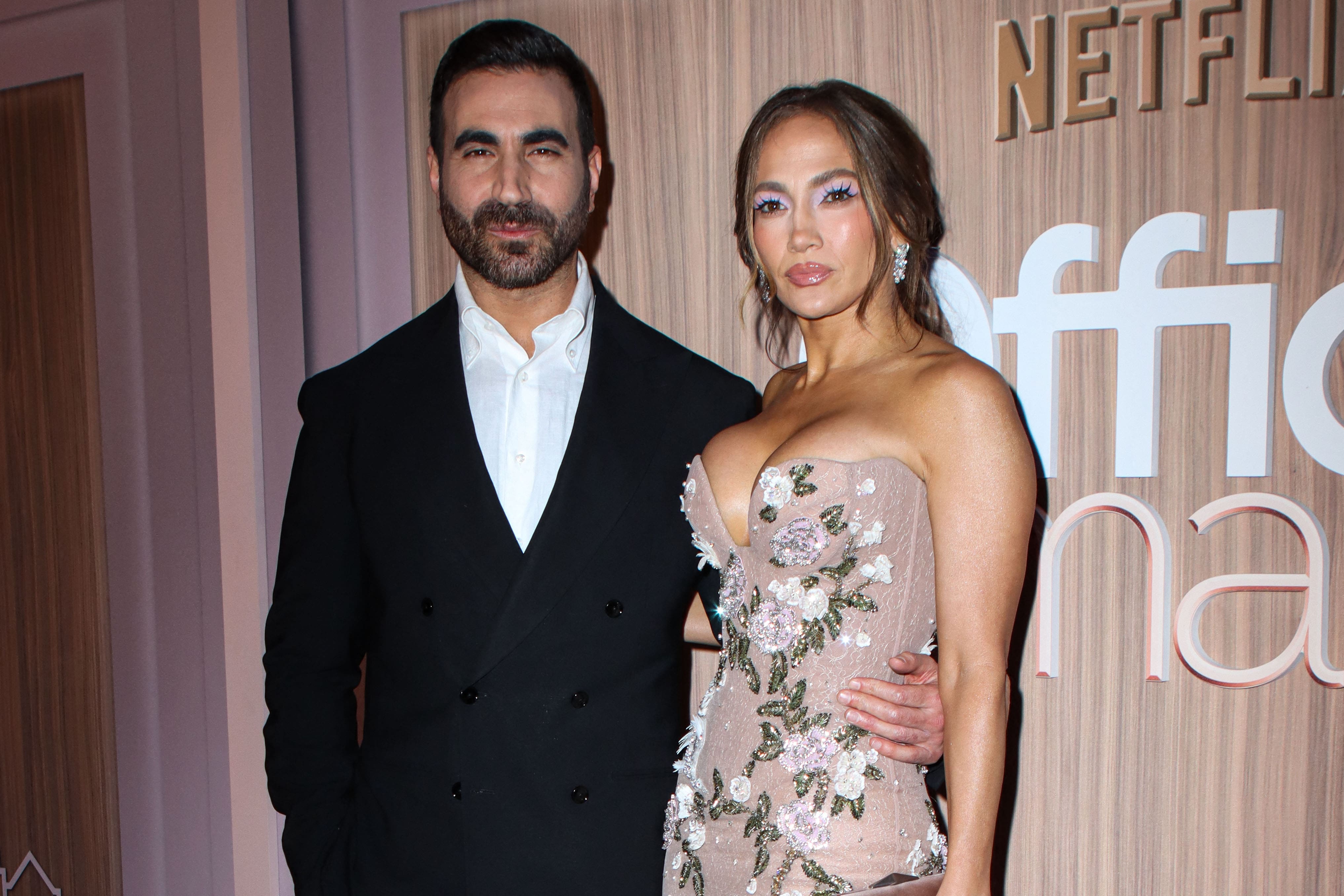 Jennifer Lopez met fin aux rumeurs de relation avec Brett Goldstein en ...