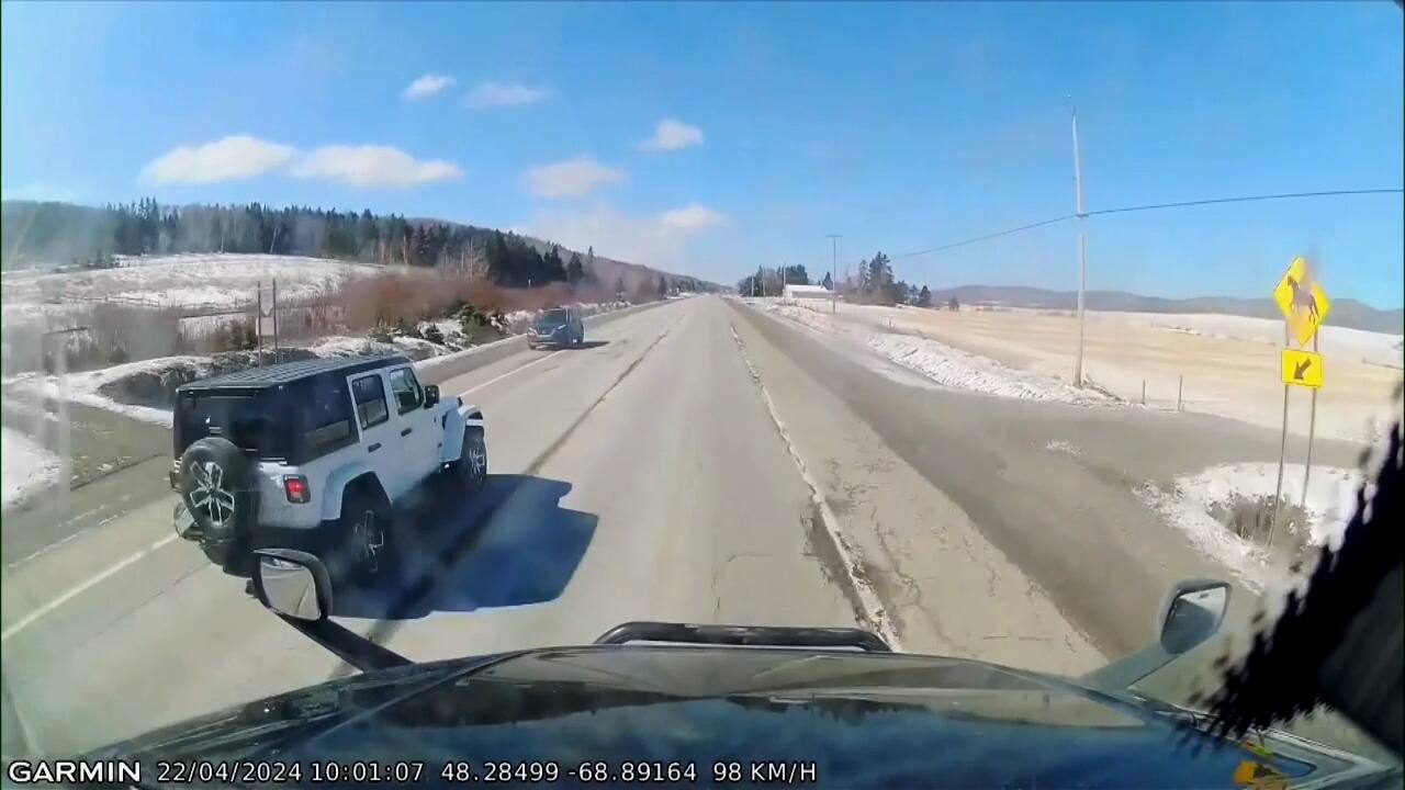 Saint-Fabien: un camionneur évite la collision in extremis | TVA Nouvelles