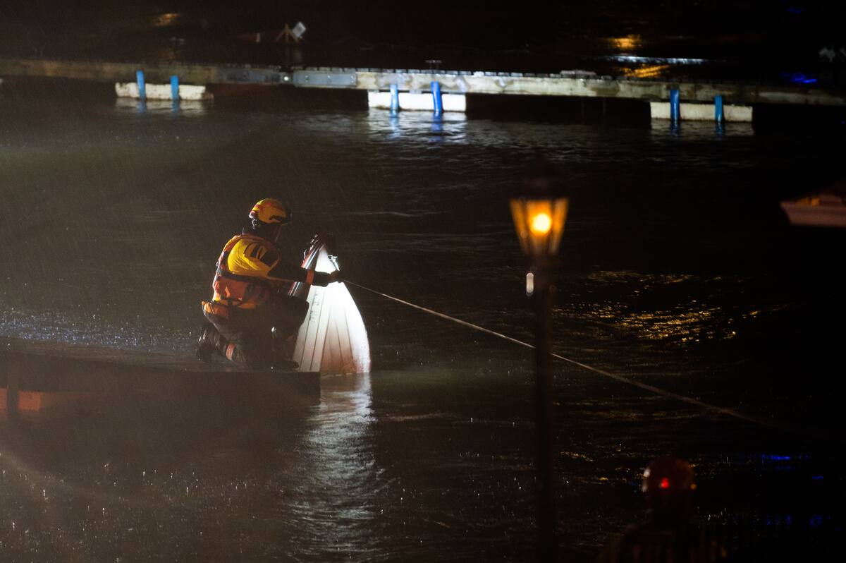 EN IMAGES | L’embarcation de deux pêcheurs chavire dans le bassin de ...