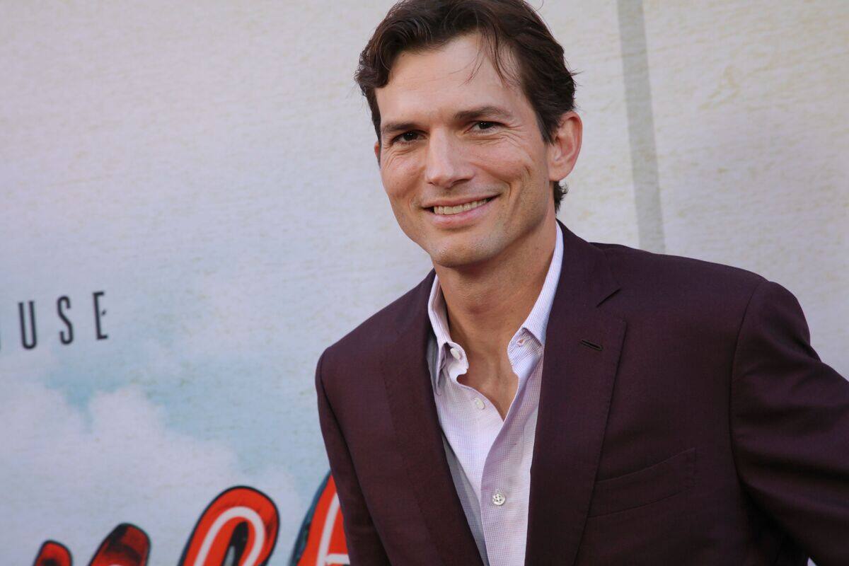 Ashton Kutcher présente son frère jumeau et se confie sur sa maladie ...