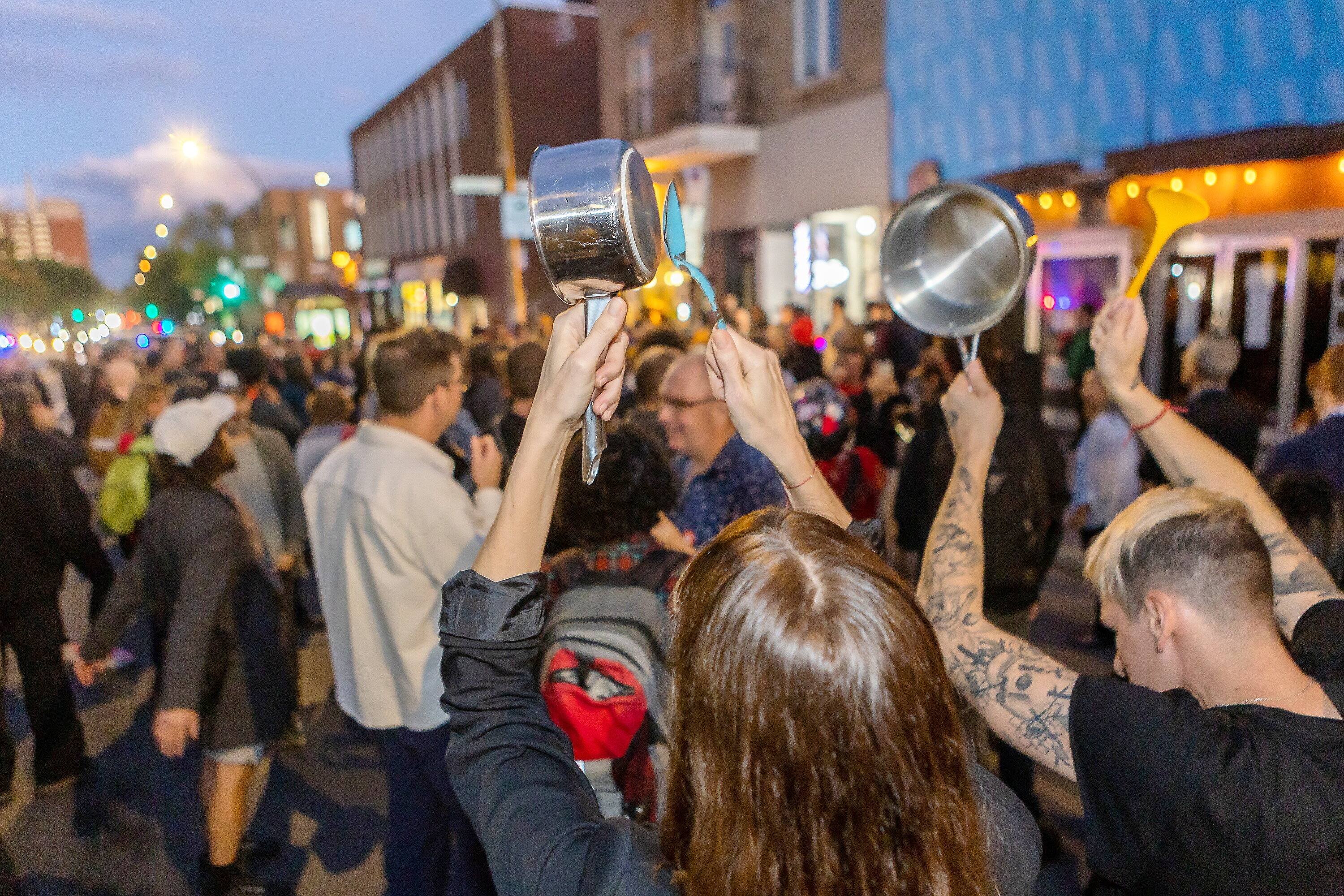 Une manifestation bruyante – et en musique – contre la fermeture du ...