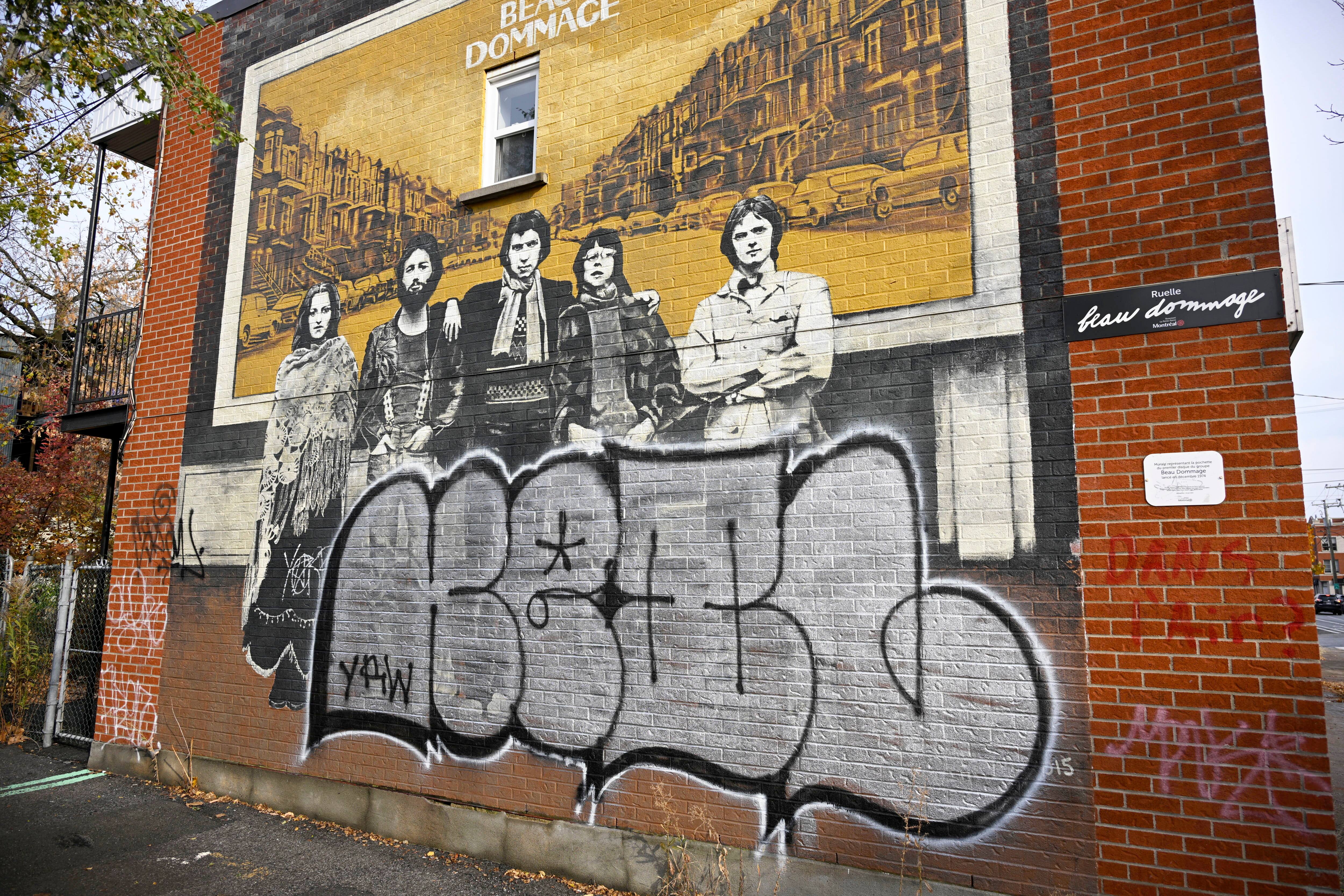 Un immense graffiti vient gâcher la fameuse murale montréalaise de Beau ...