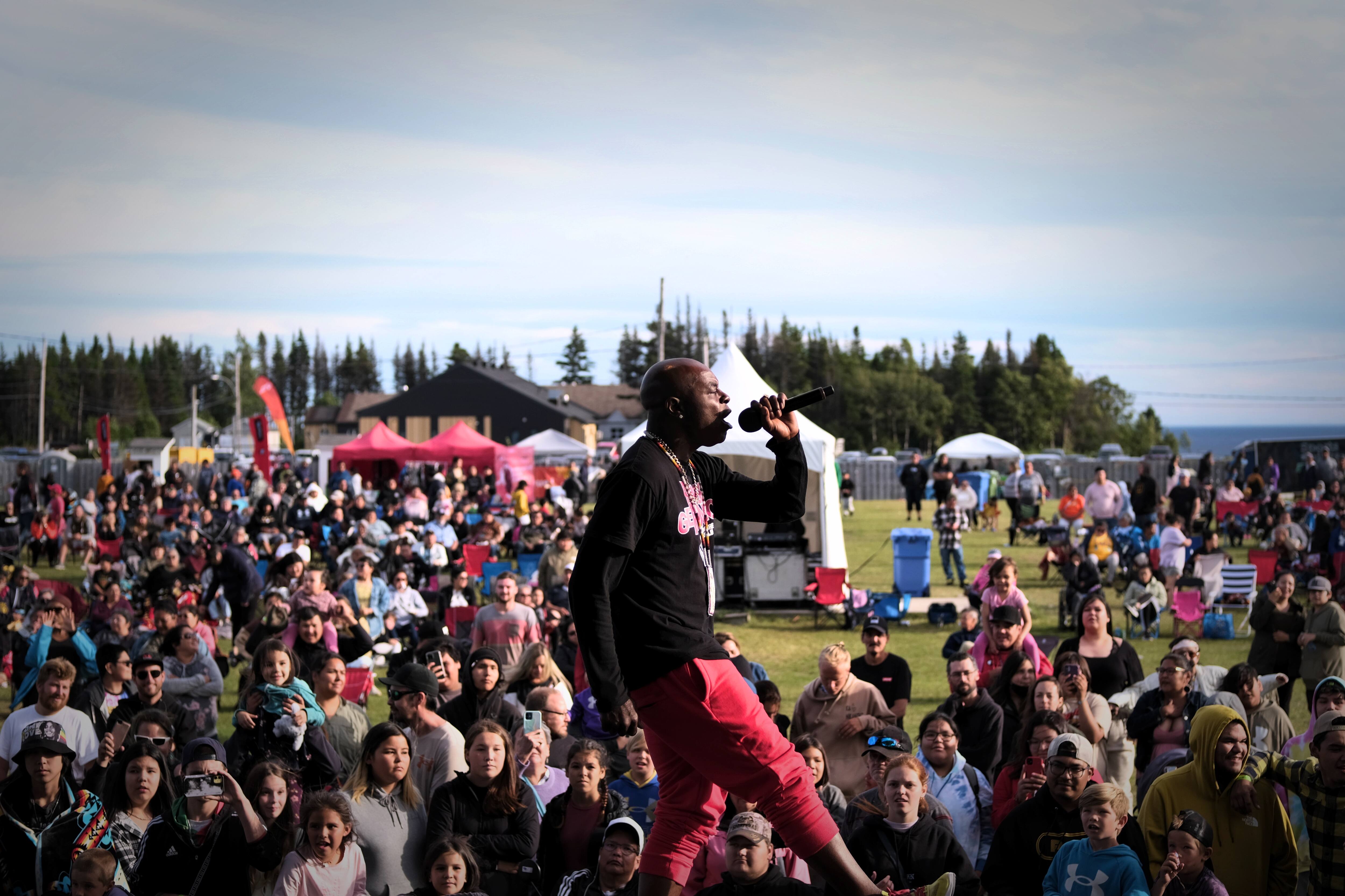 Bryan Adams au Festival Innu Nikamu de Maliotenam en 2024: «Ça redonne ...
