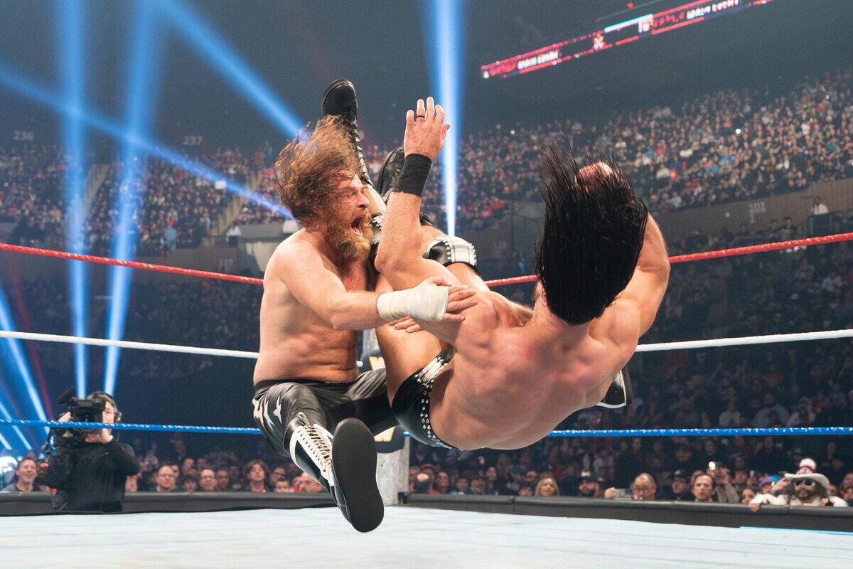 La fois où Hulk Hogan a servi le gâteau à Sami Zayn... - TVA Sports