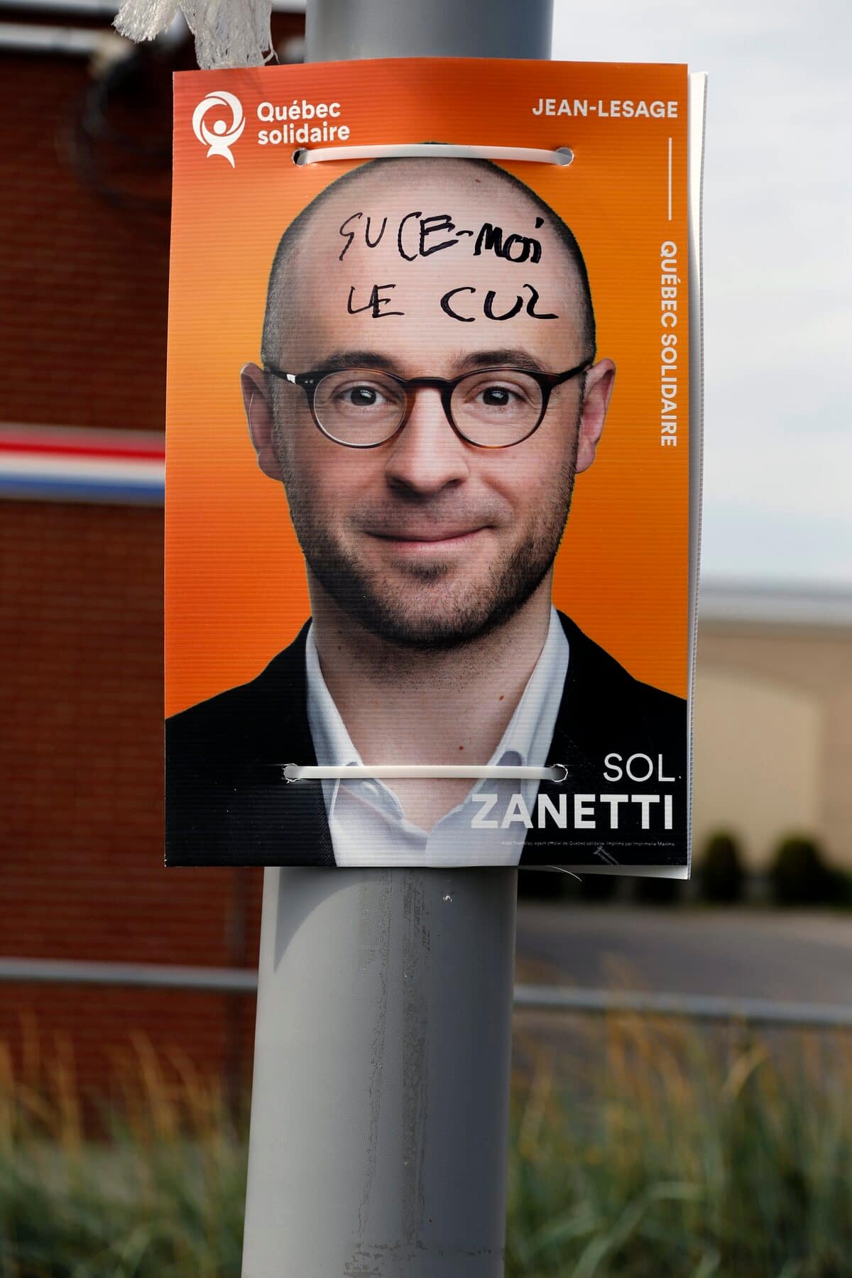 Vandaliser une pancarte électorale, c’est illégal... et ça peut vous ...