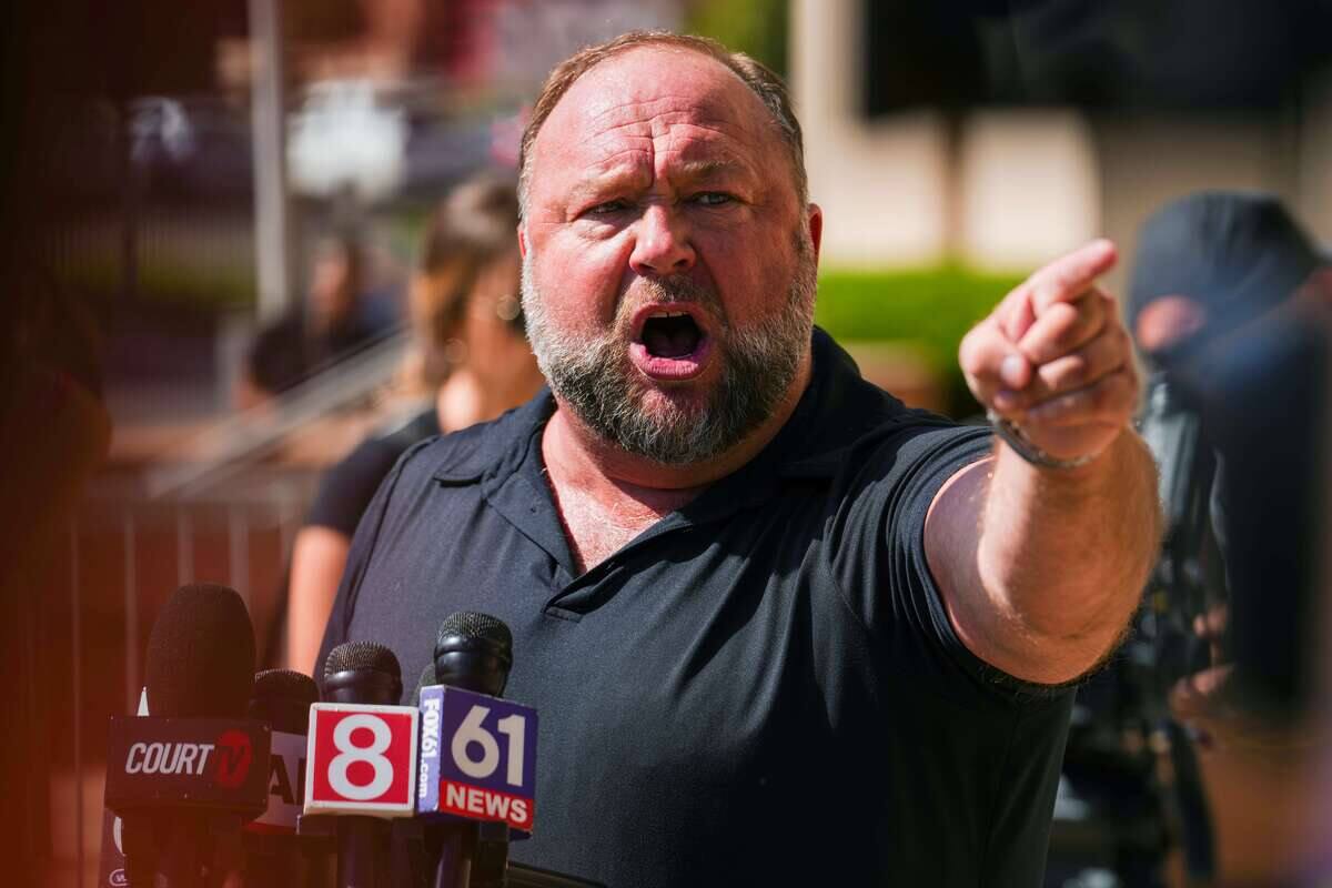Le complotiste américain Alex Jones se déclare en faillite | TVA Nouvelles