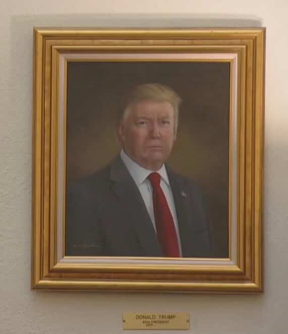 Portrait «déformé»: un nouveau tableau approuvé par Trump accroché au ...