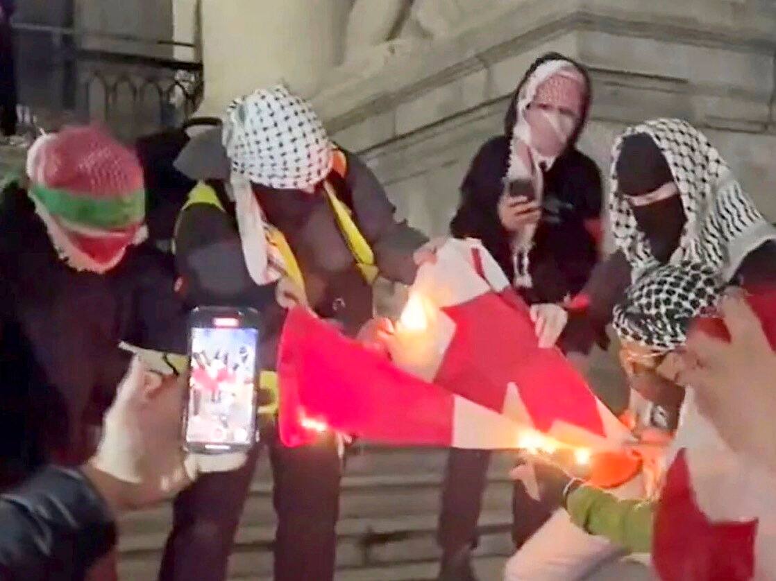 Drapeau canadien brûlé: qu'est-ce que l'organisation Samidoun? | JDQ