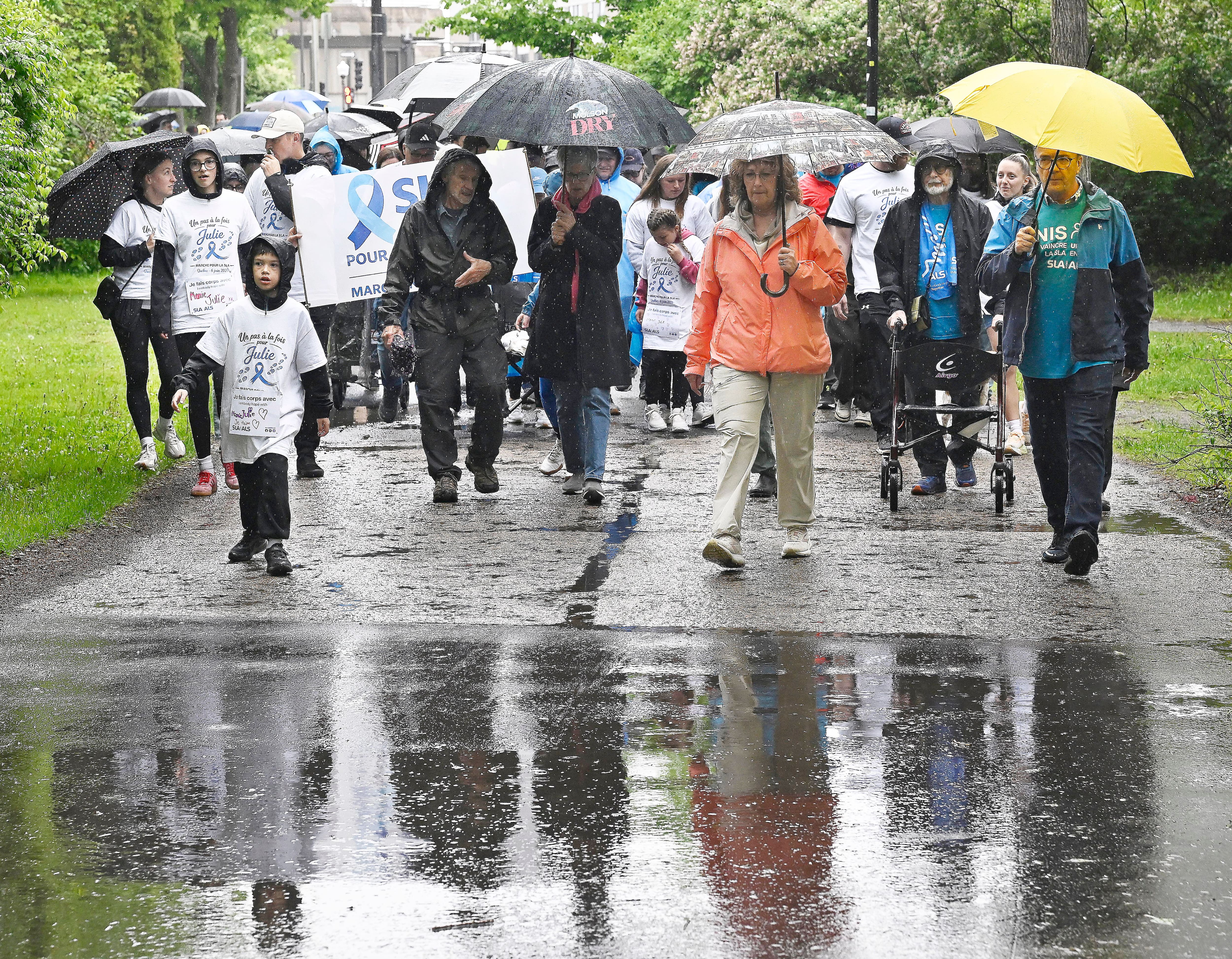 Malgré la pluie les participants de la Marche pour vaincre la SLA ont ...