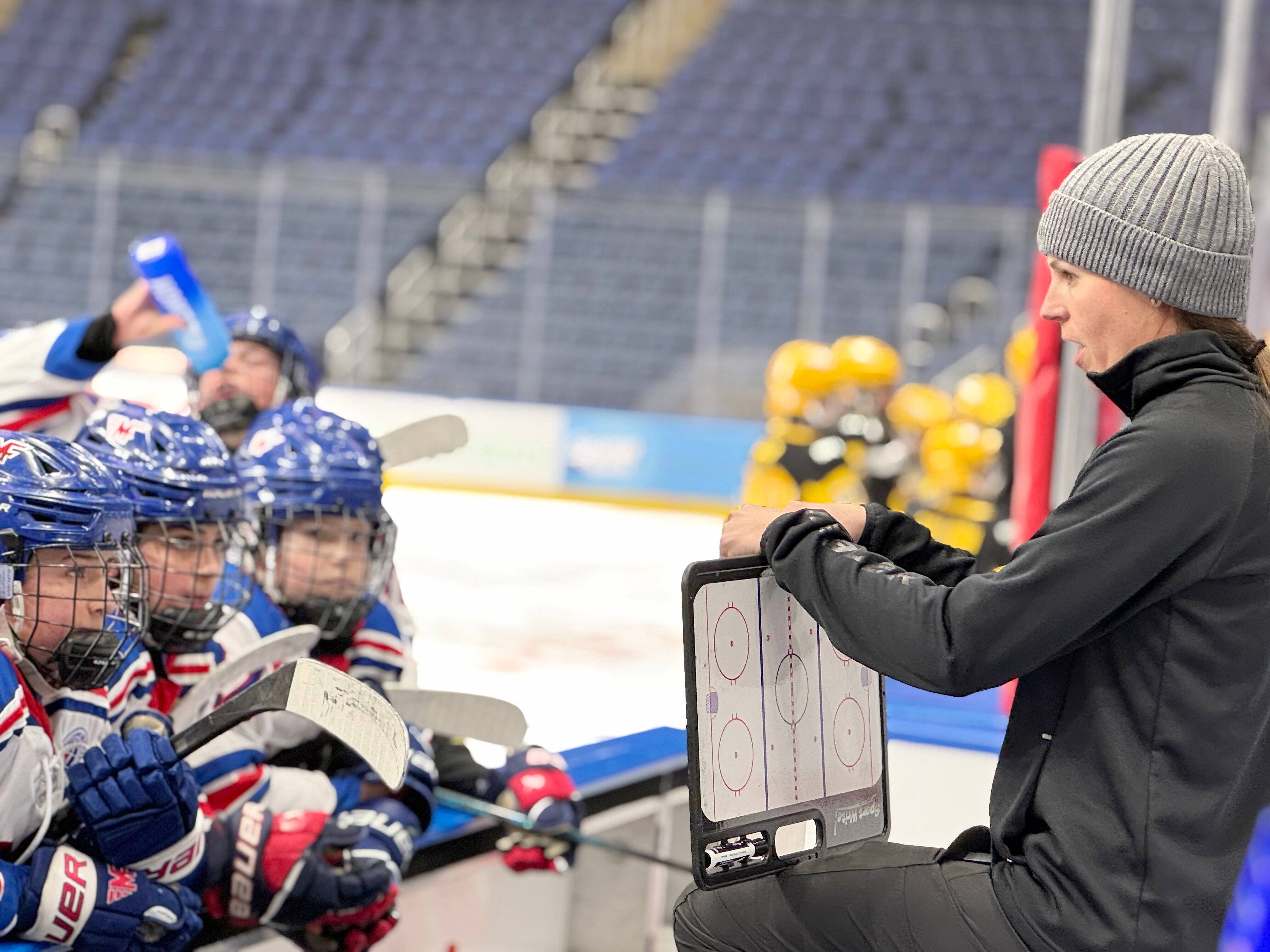 Tournoi pee-wee de Québec: la femme qui dirige les meilleurs joueurs ...