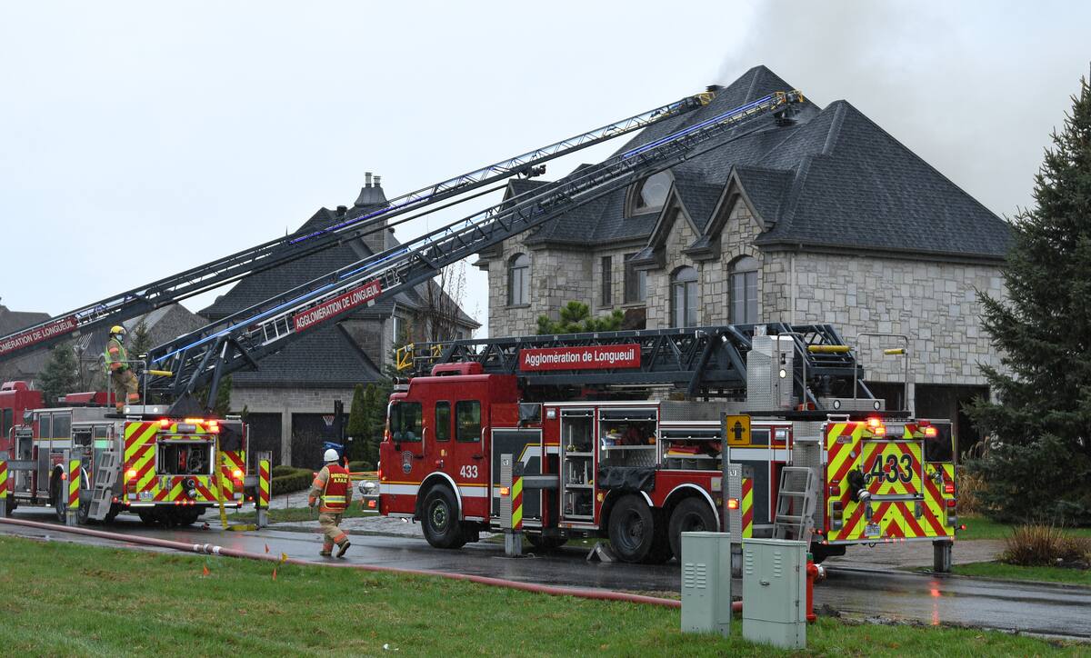 [EN IMAGES] Une maison valant 1,5 M$ est la proie des flammes à ...
