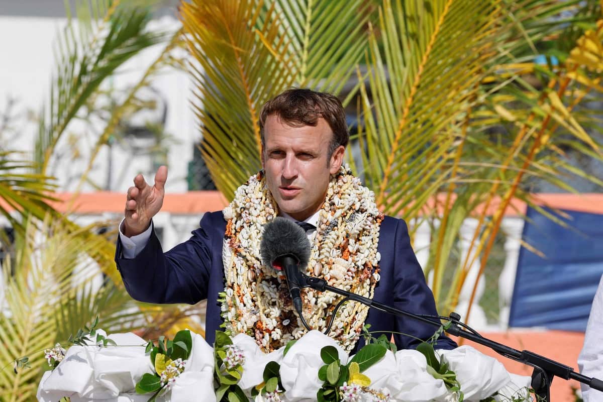Les photos d’Emmanuel Macron enseveli sous les colliers à fleurs font ...