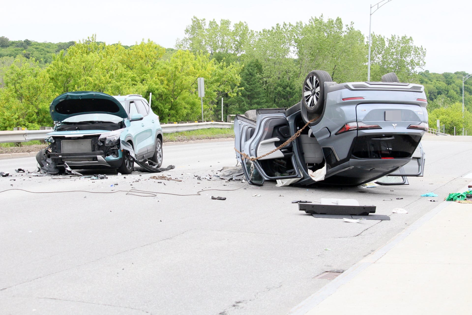 Voiture complètement renversée: spectaculaire accident au-dessus de l ...