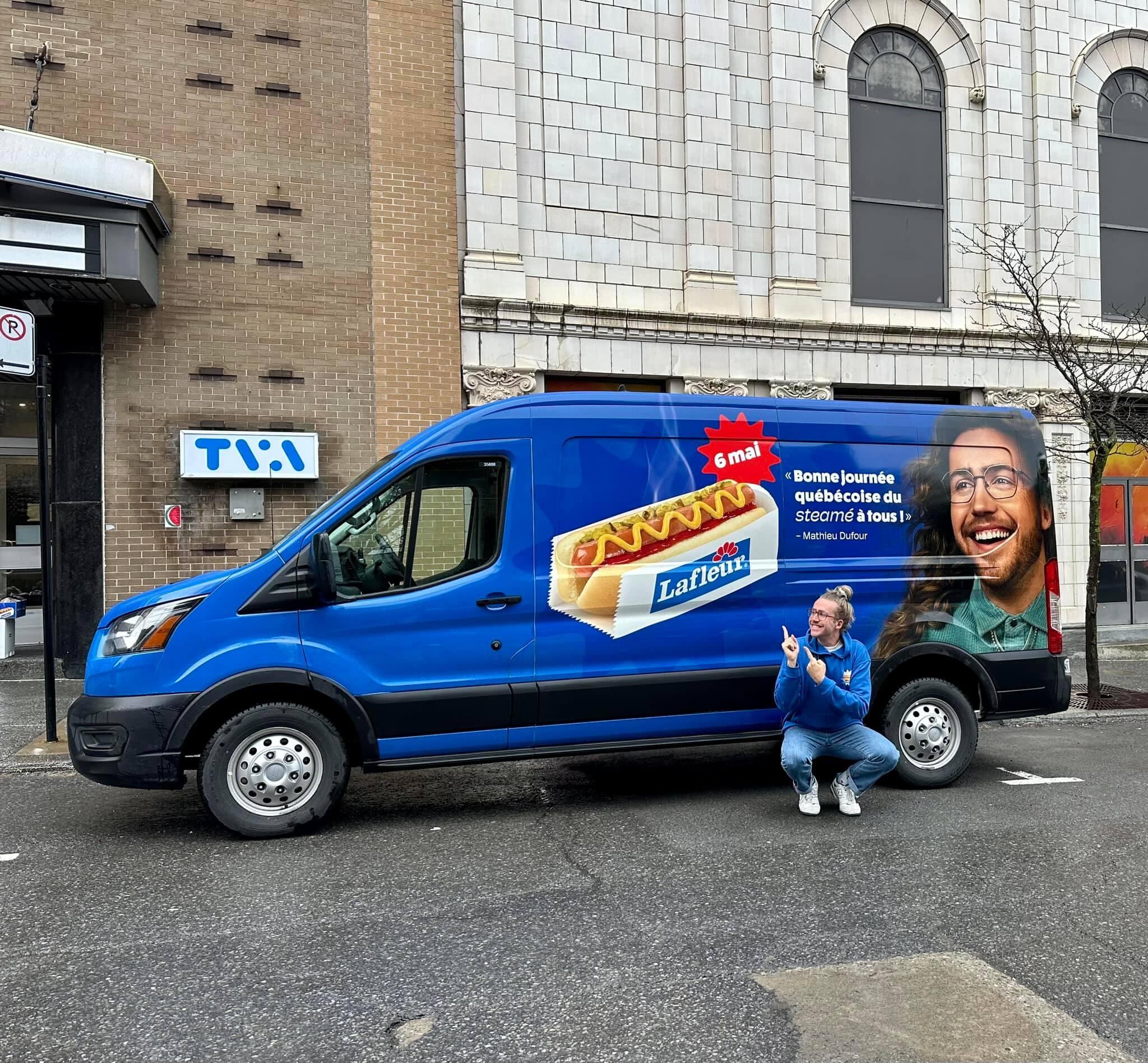 Math Duff distribue des hot-dogs gratuits pour la journée québécoise du ...