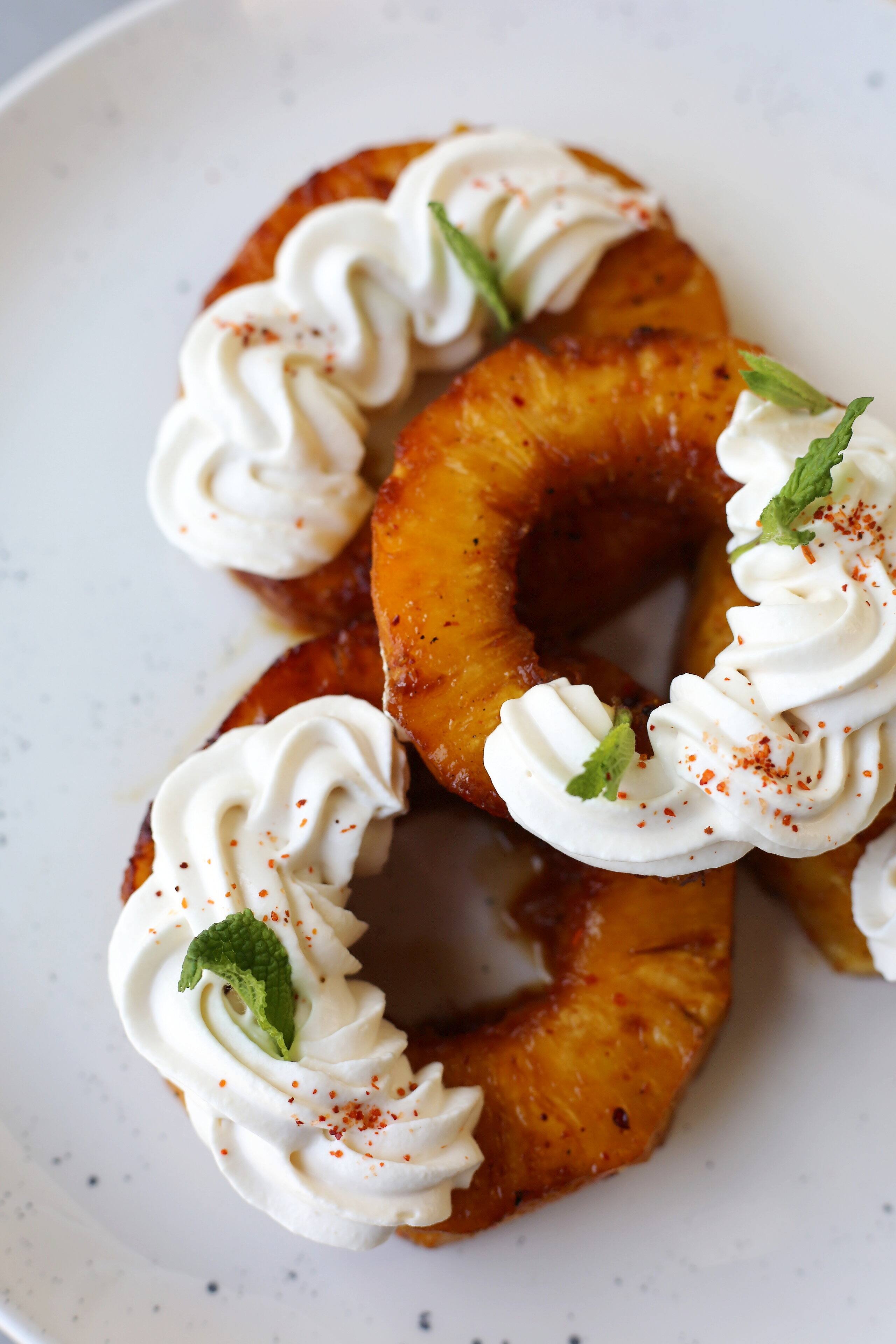 Ananas flambés au rhum et fouetté de mascarpone à la vanille | JDM