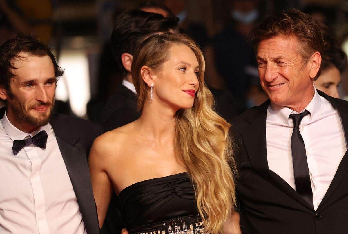 Sean Penn and his daughter at Cannes hailed 'Flag Day', a history of a ...