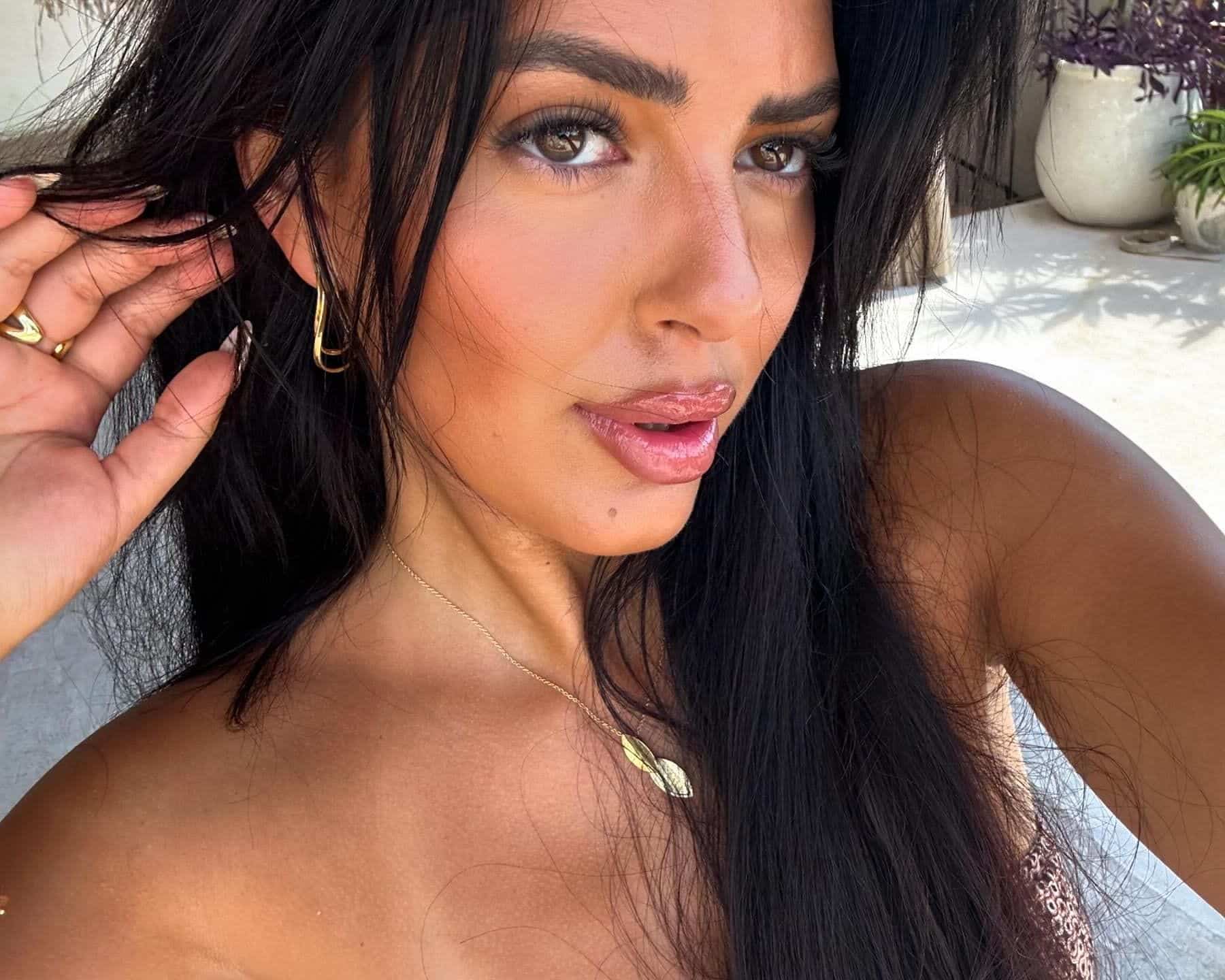 Amanda Boily pose dangereusement avec la poitrine uniquement recouverte ...