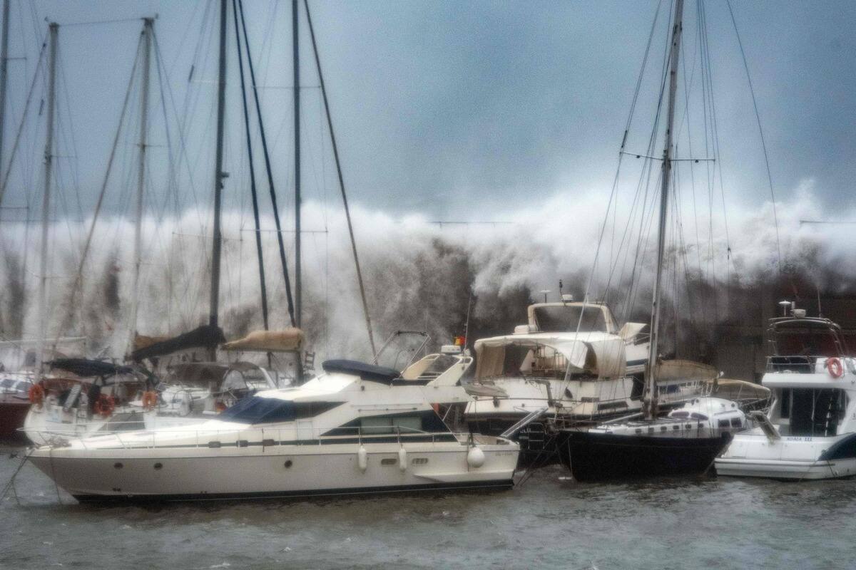 EN IMAGES | Une violente tempête frappe l'Espagne | TVA Nouvelles