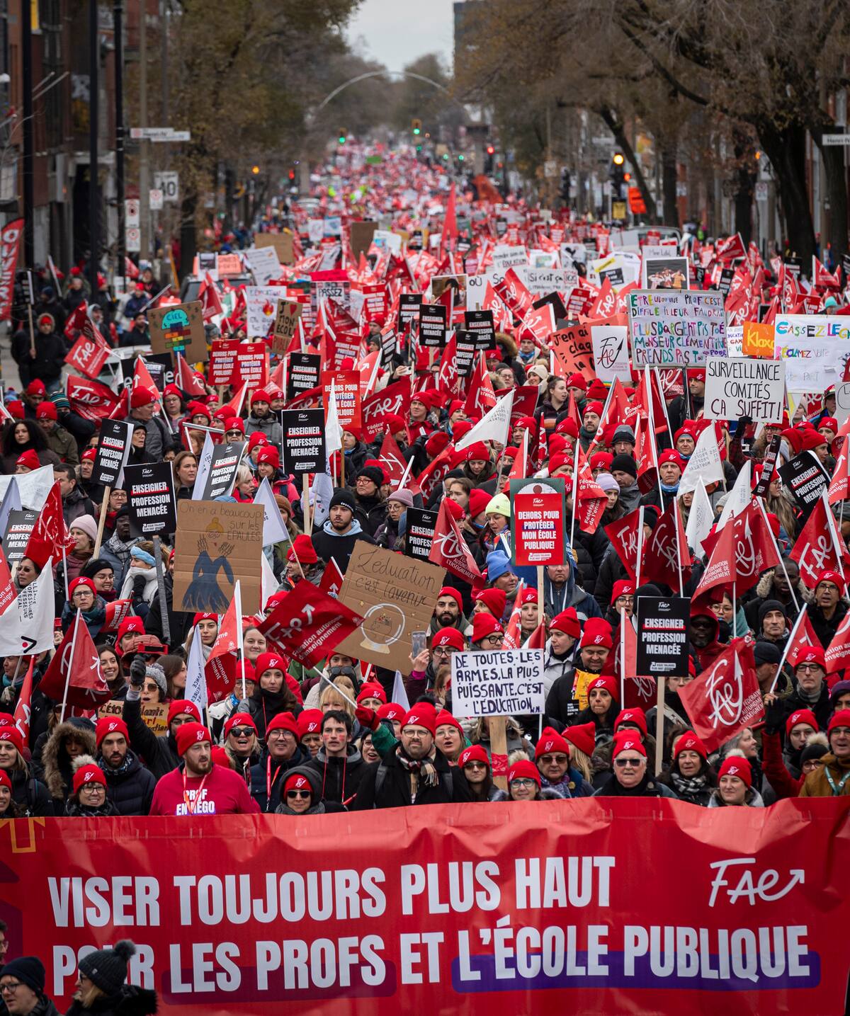 Grève des enseignants: la FAE manifeste devant Radio-Canada | TVA Nouvelles