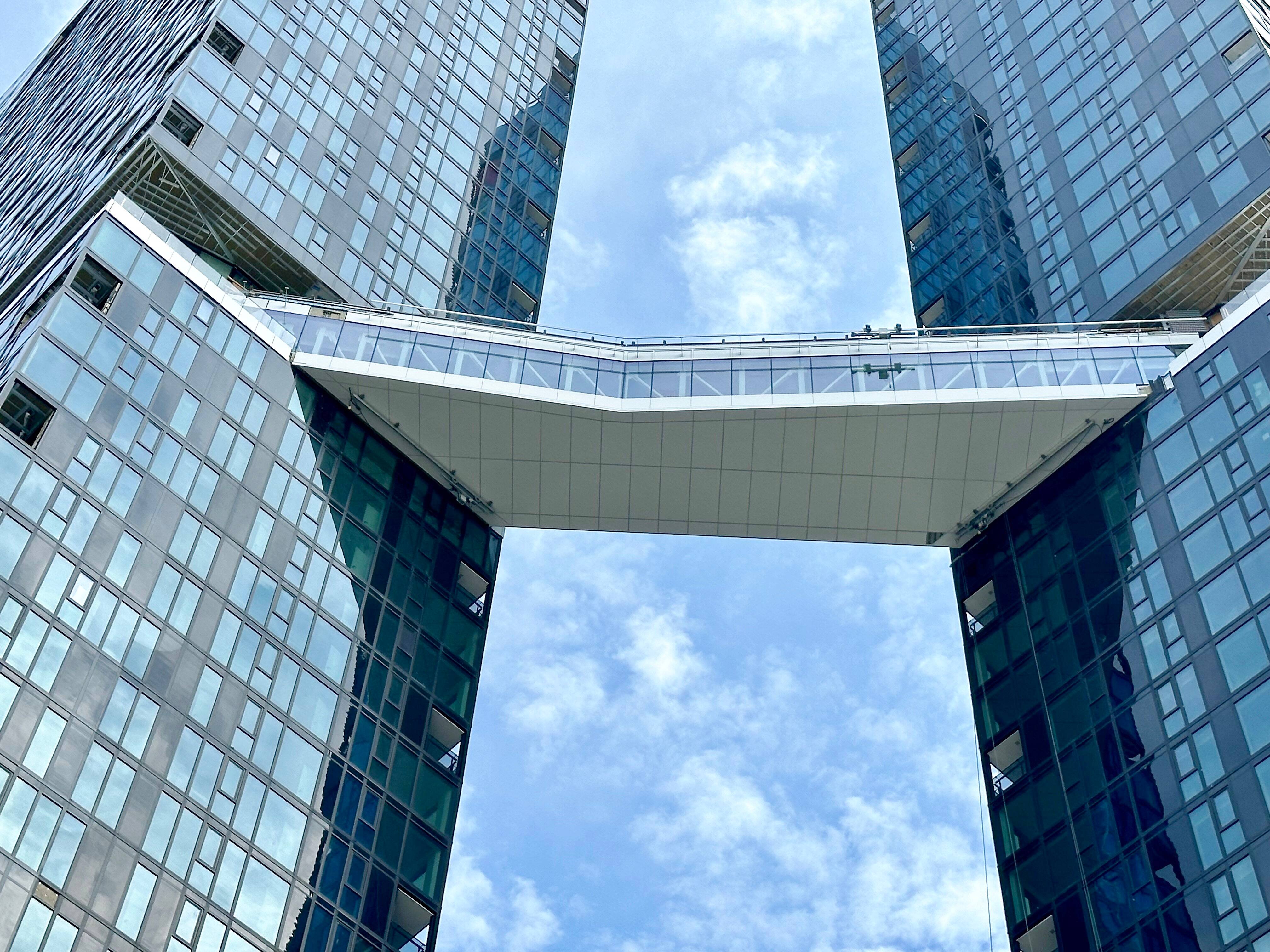 Une «passerelle-loge» suspendue à 100 mètres devant la Place des Arts ...