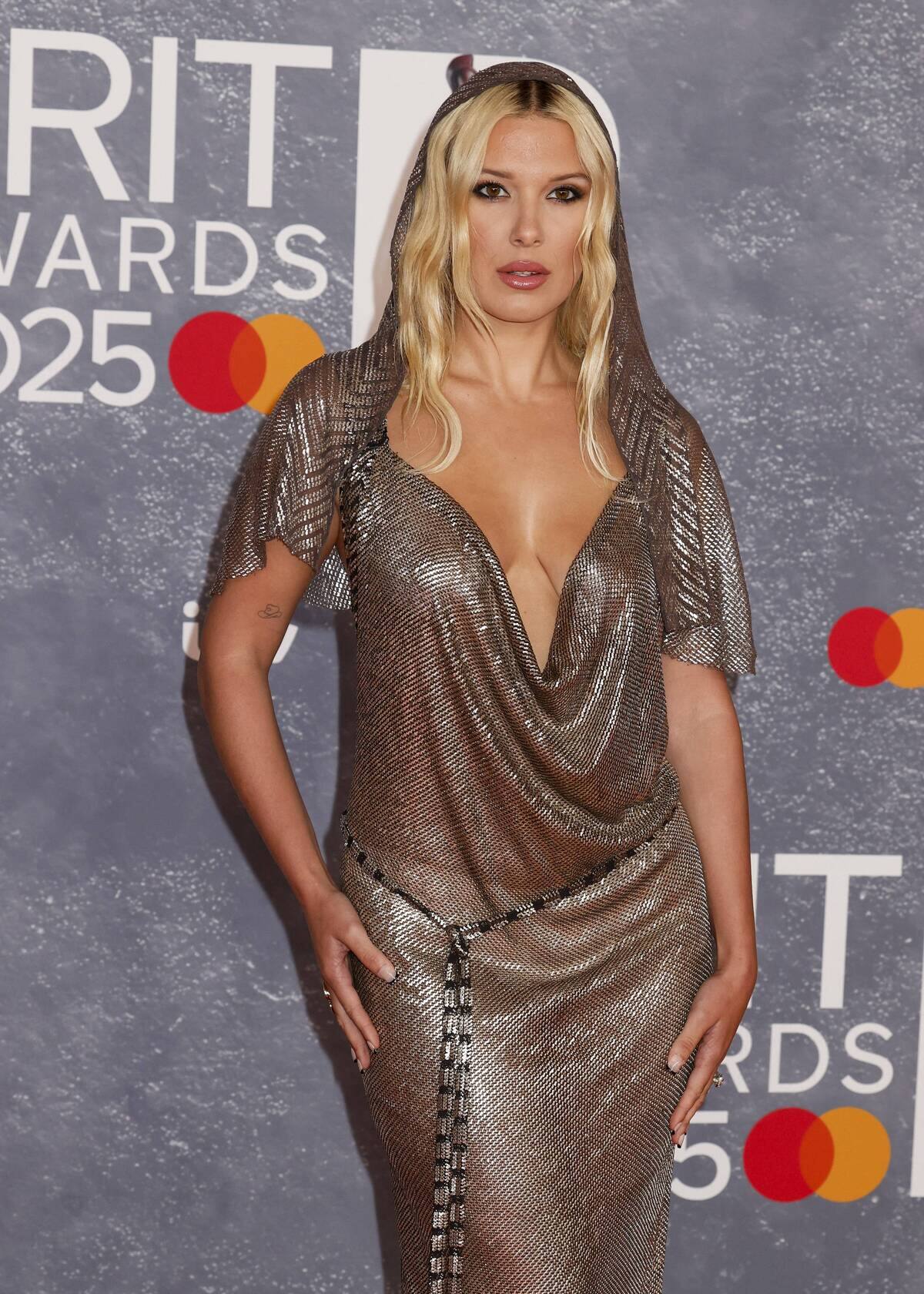 [PHOTOS] De Sabrina Carpenter à Lenny Kravitz, les stars défilent sur le tapis rouge des BRIT ...
