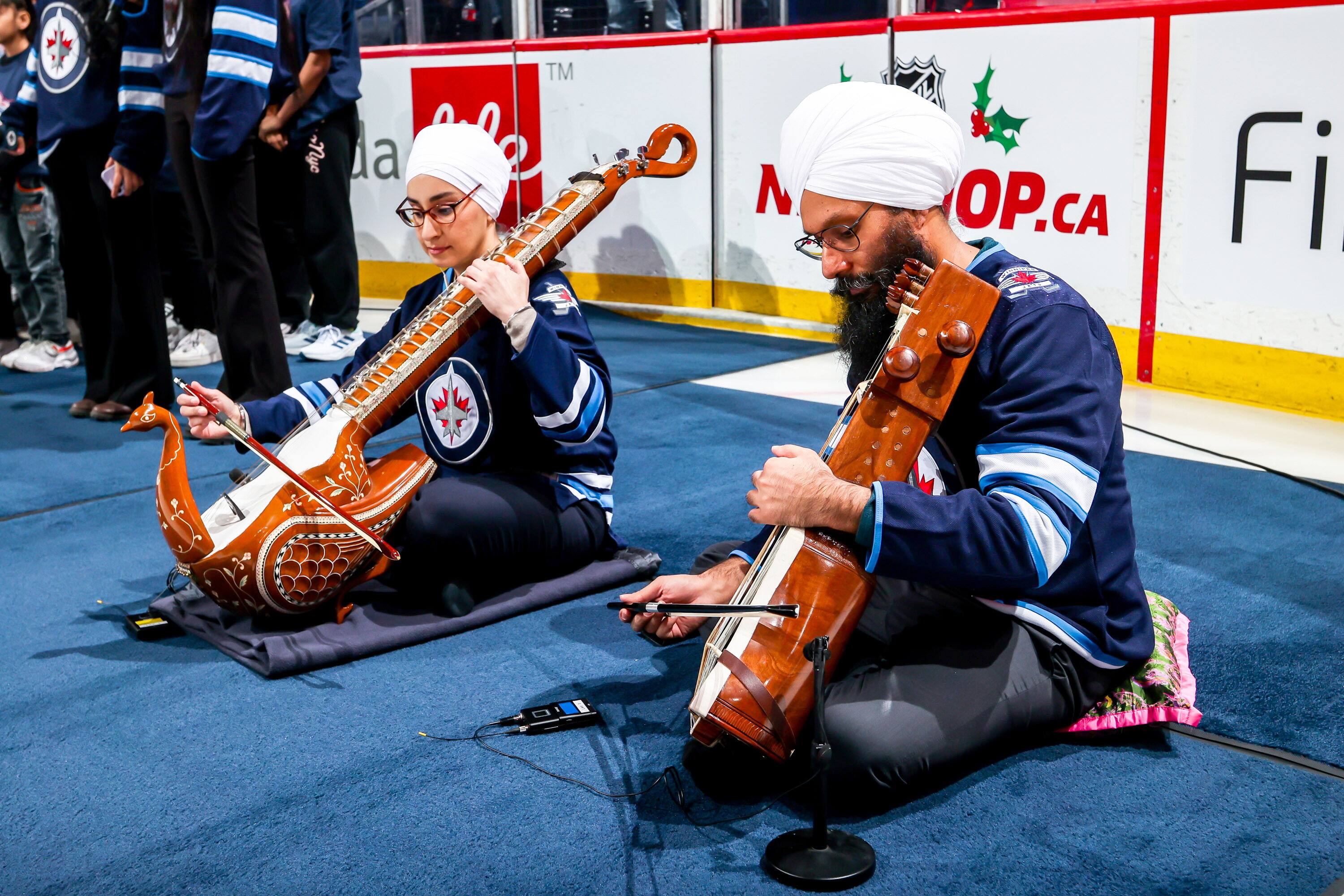 [EN IMAGES] Ligue nationale de hockey: l’hymne canadien chanté en ...