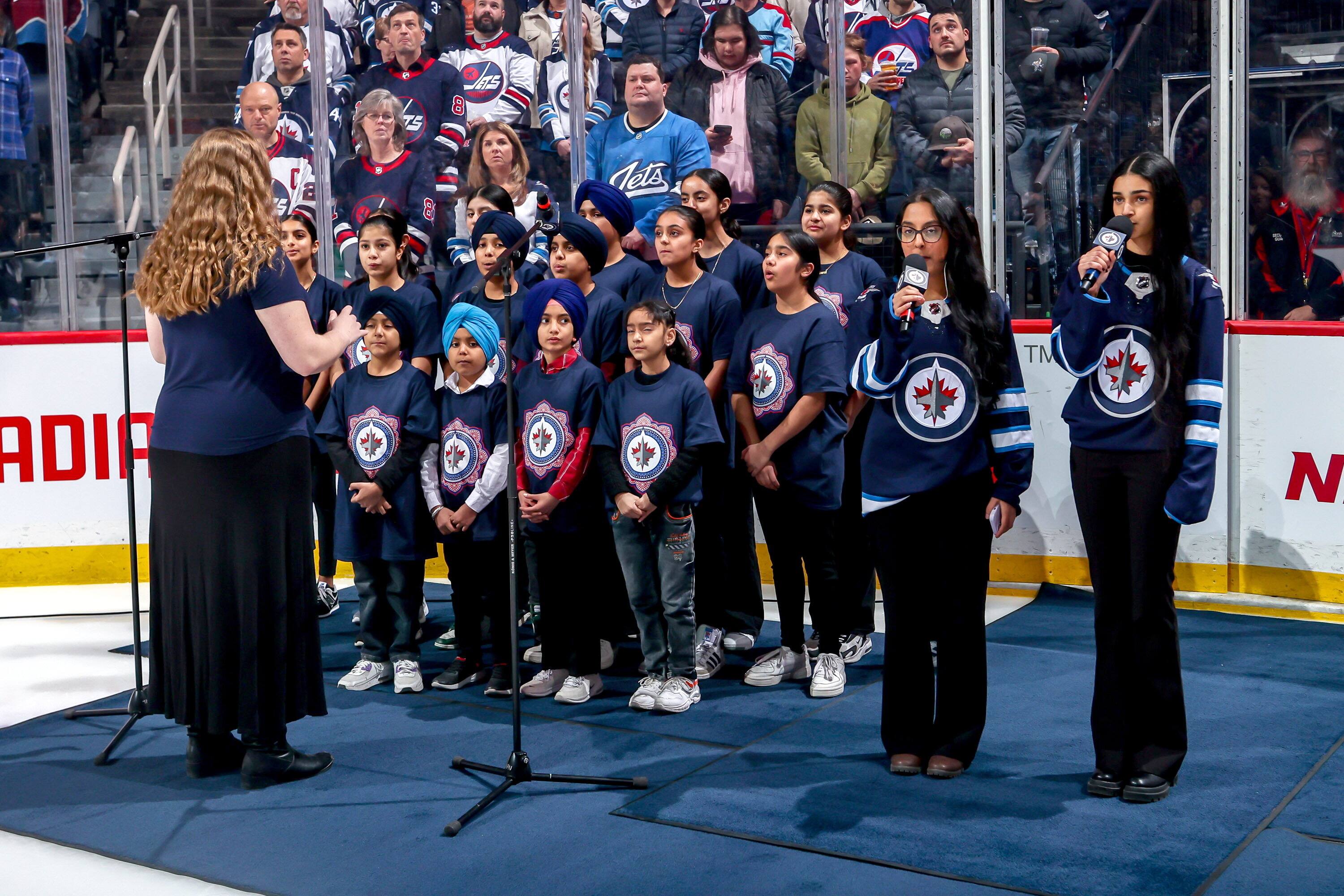 [EN IMAGES] Ligue nationale de hockey: l’hymne canadien chanté en ...