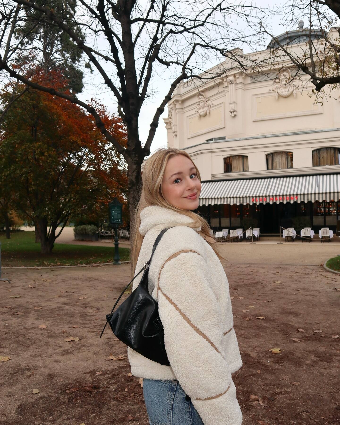 Cette coiffure facile et raffinée d'Amélie Henry est parfaite pour nos partys de Noël | 24 heures