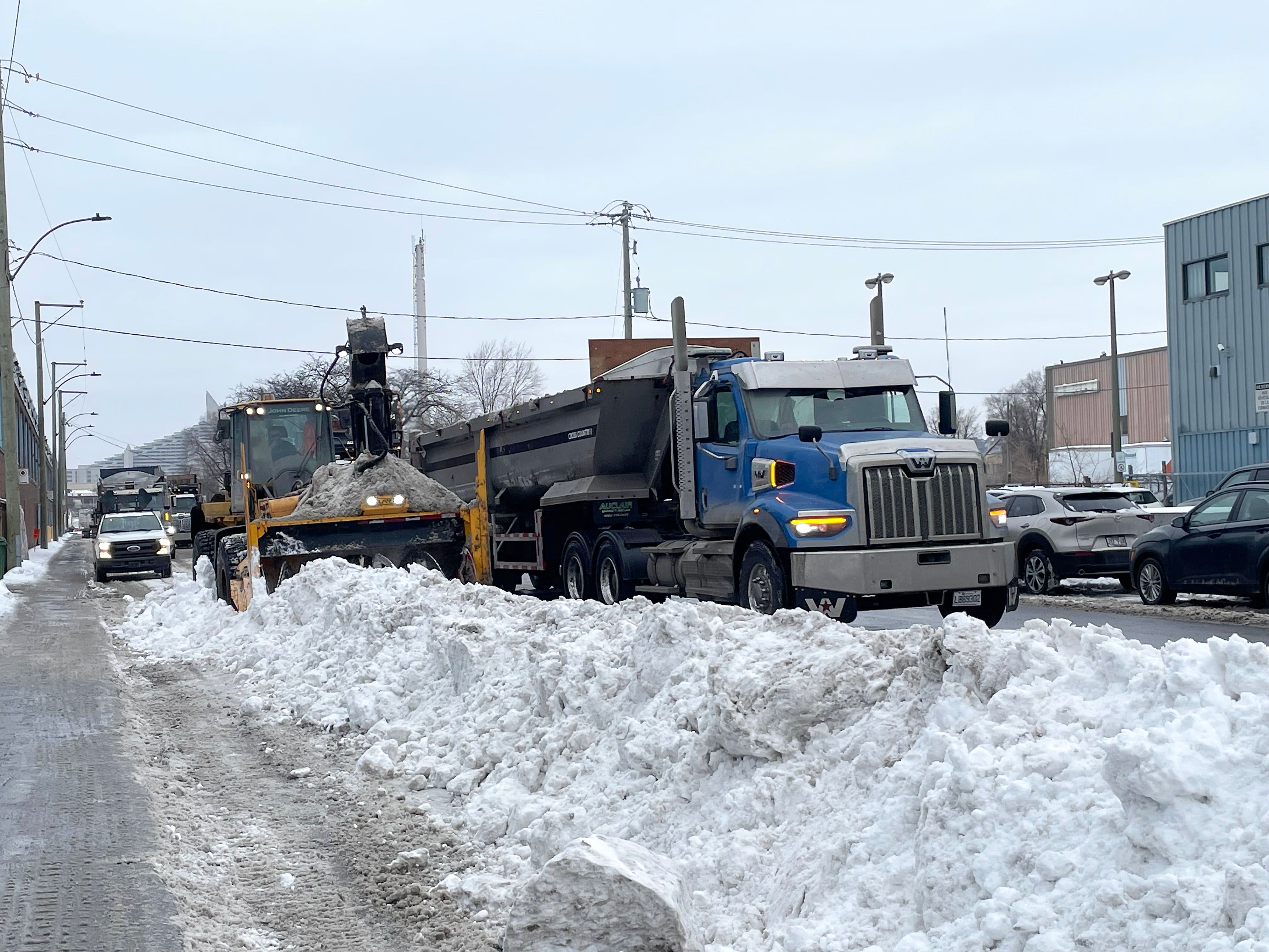 Chargement de neige à Montréal: l’opération bien avancée dans certains ...