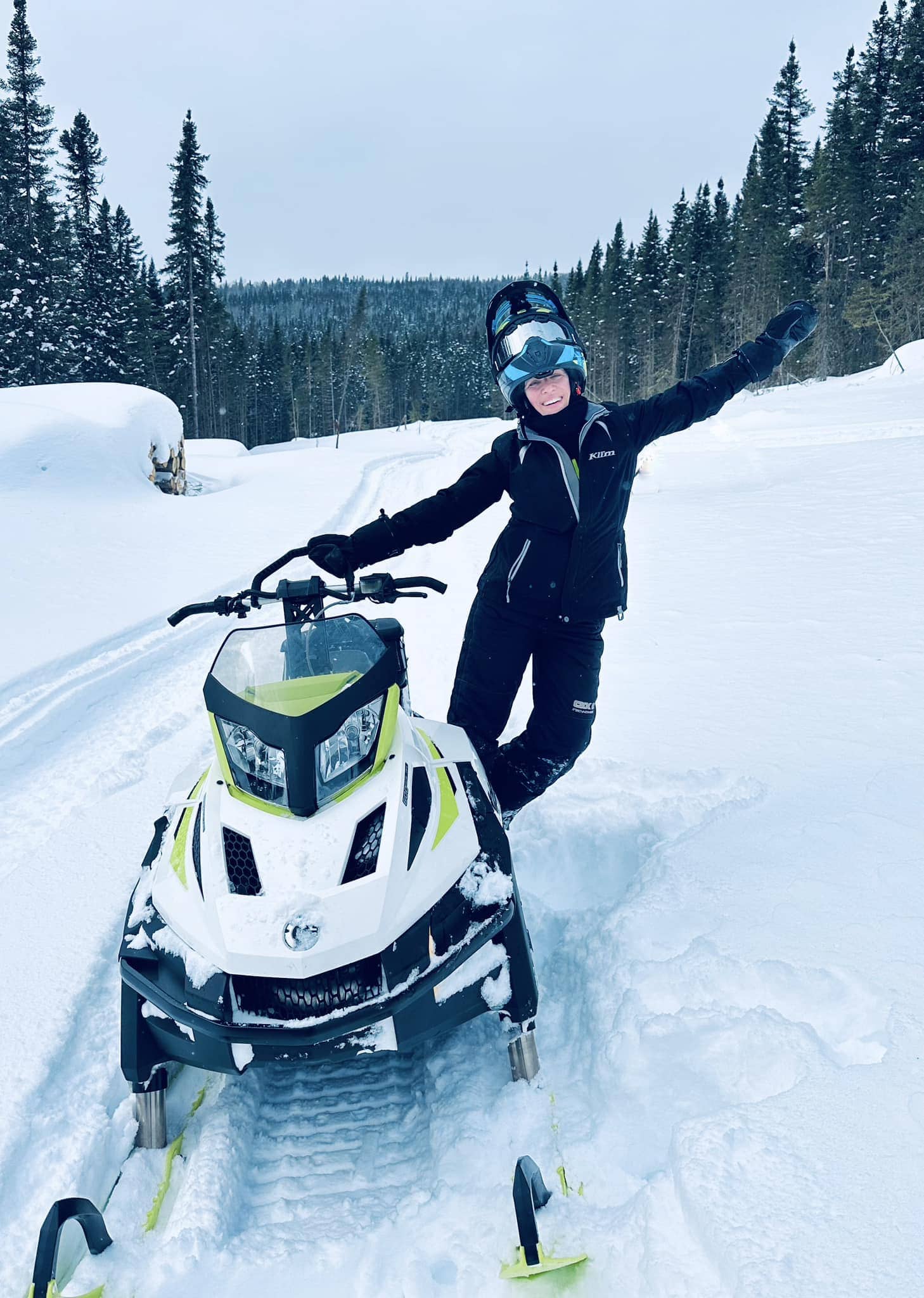 Sonia LeBel a du fun en Ski-Doo et le monde est fâché | Le Sac de chips